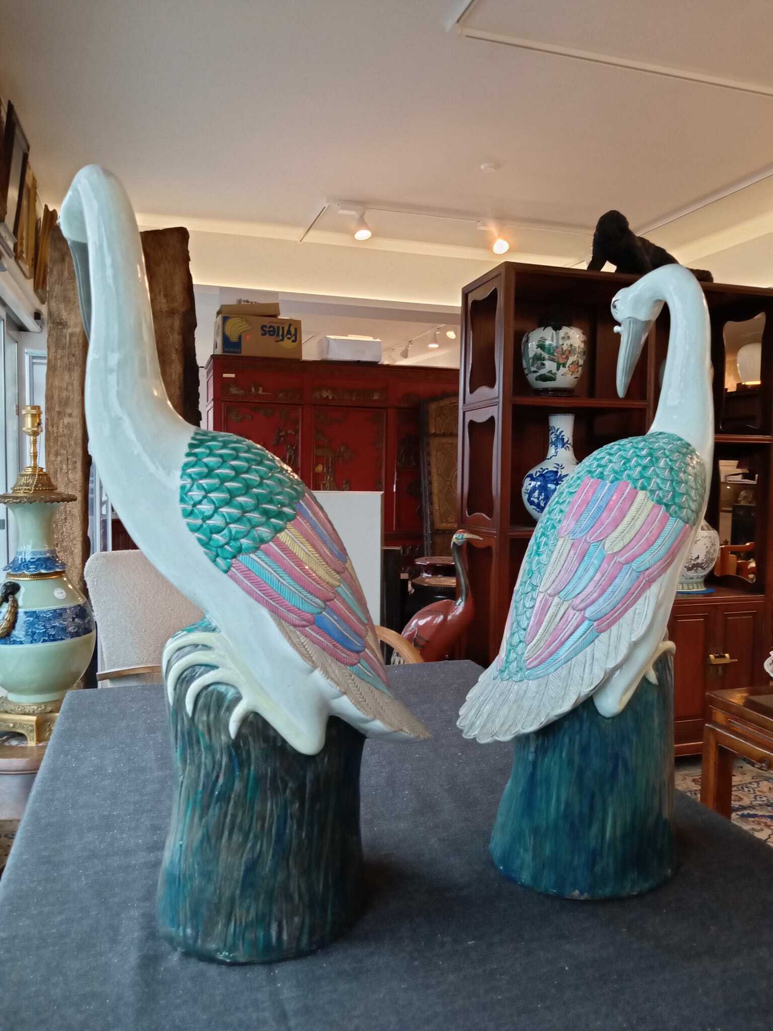 A pair of Chinese famille rose models of cranes, 20th C. - Coronari ...
