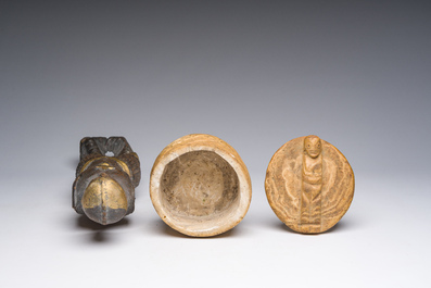 Een Vlaamse deels verguld houten soldaat, een dubbelzijdig bronzen ...