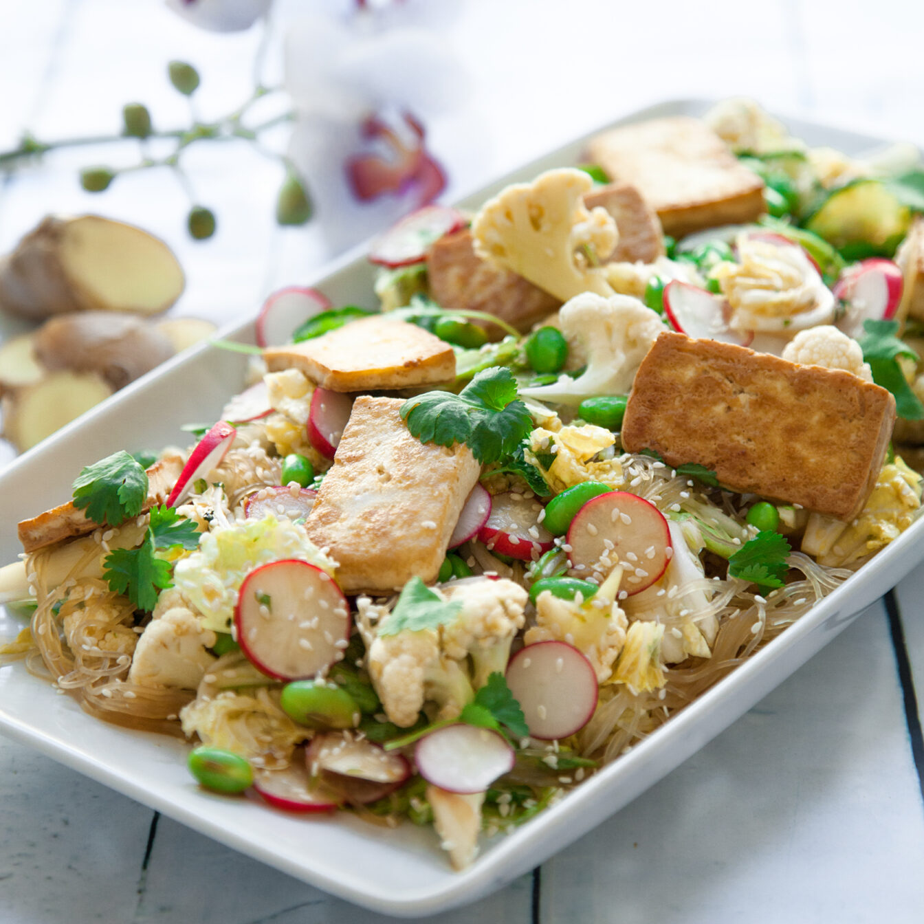 Asiatisk sallad med sojabönor och grillad tofu – Tasteline