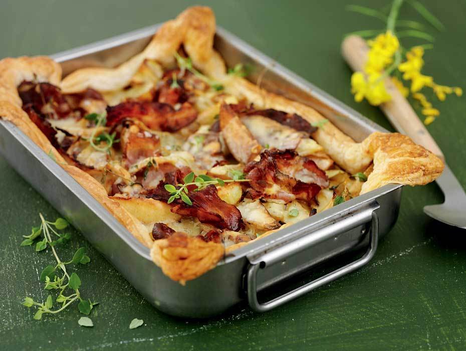 Rapsgris bacon-lökpaj med spenatsallad – Tasteline
