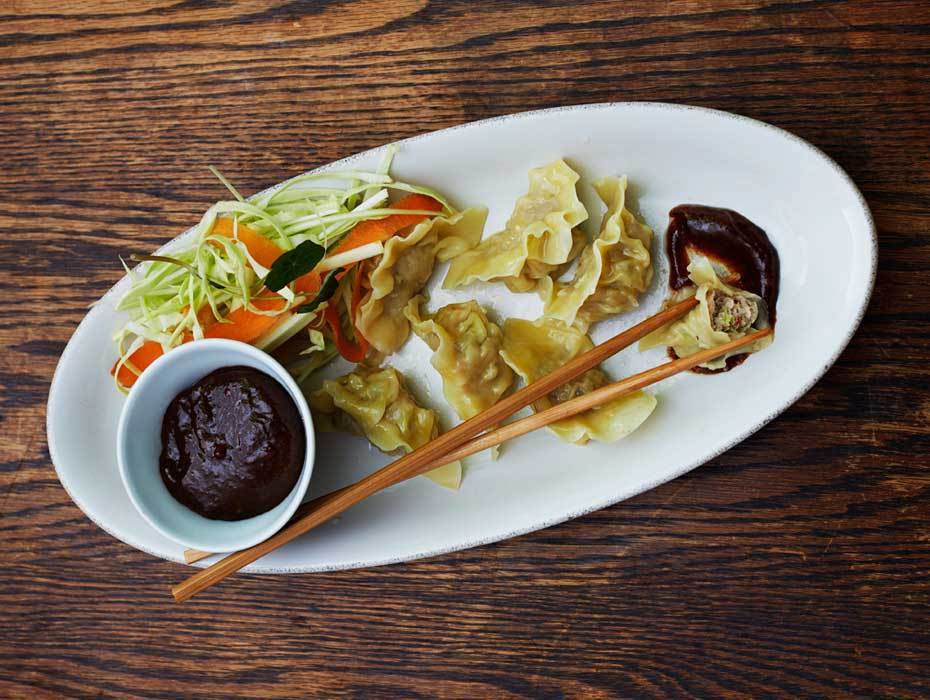 Rapsgrisdumplings med plommonsås – Tasteline