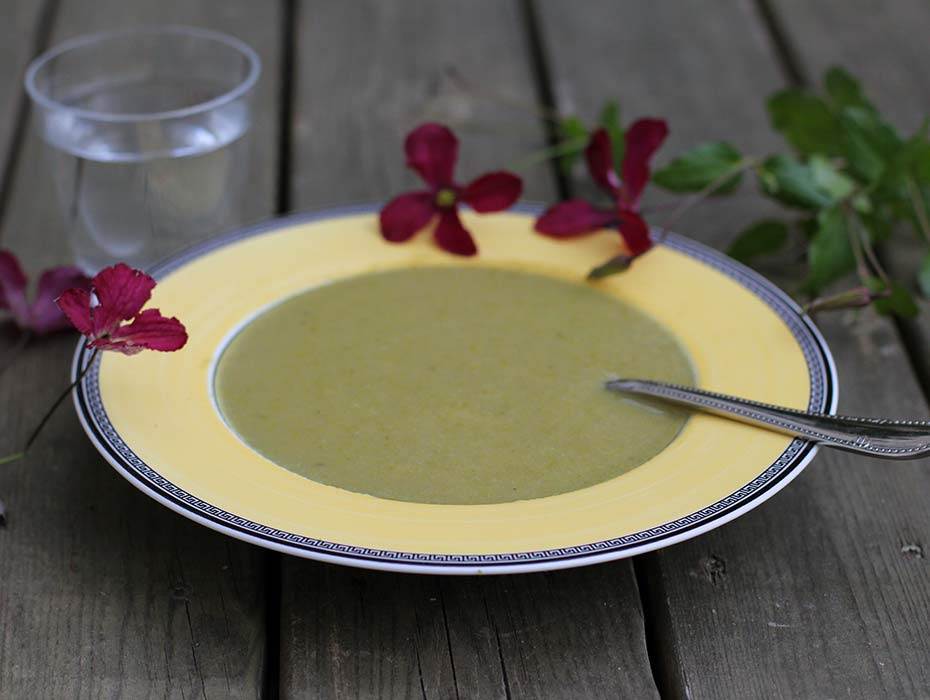 Broccolisoppa med stjälkselleri – Tasteline