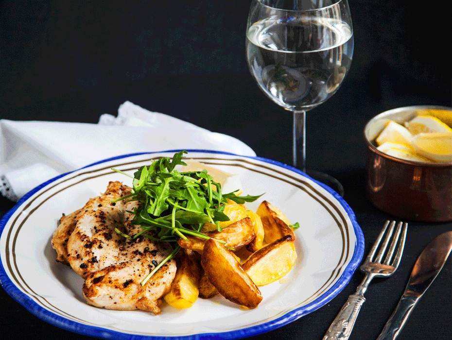 Pluras kycklingschnitzel med klyftpotatis och ruccola – Tasteline