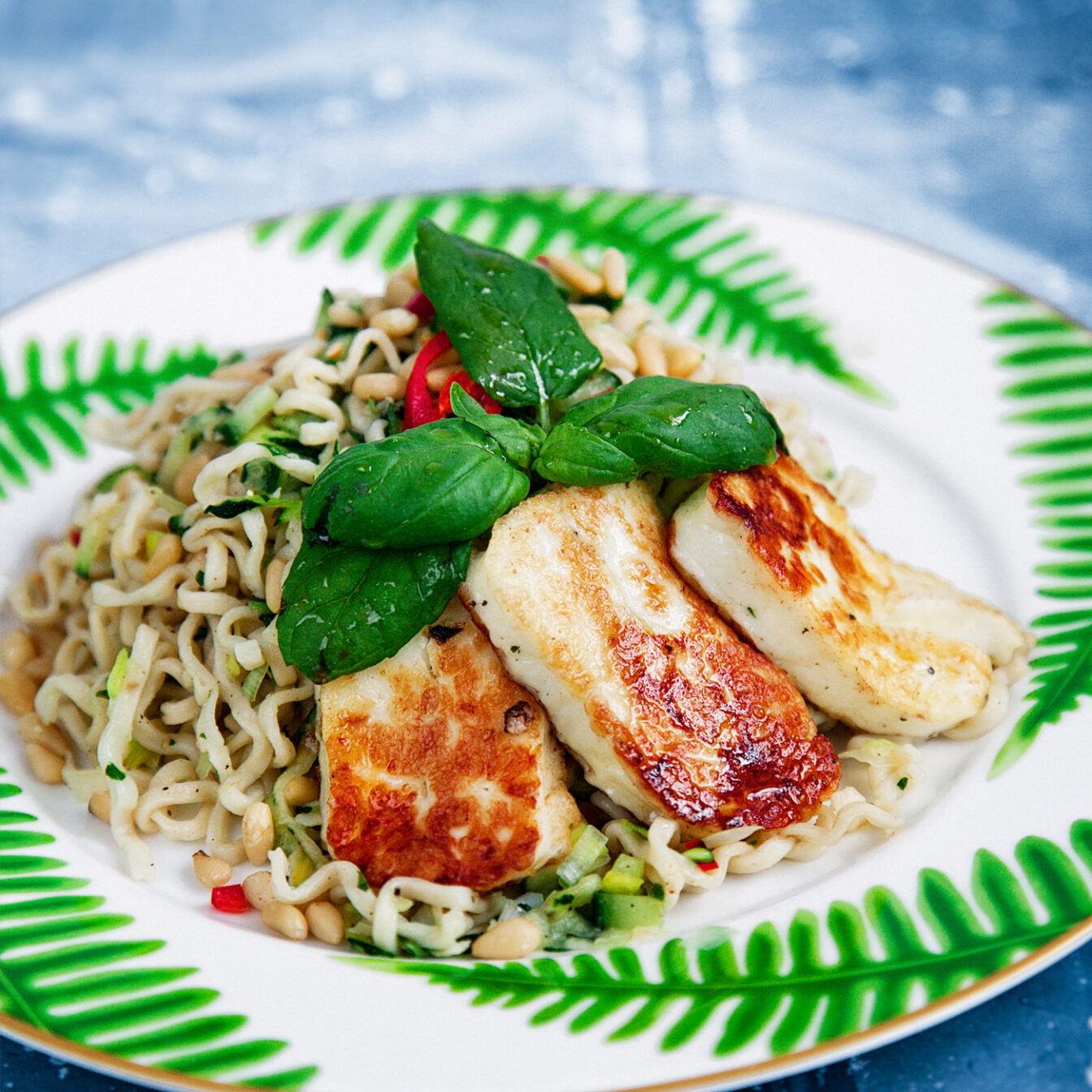 Myntadressade nudlar med zucchini och stekt halloumi – Tasteline