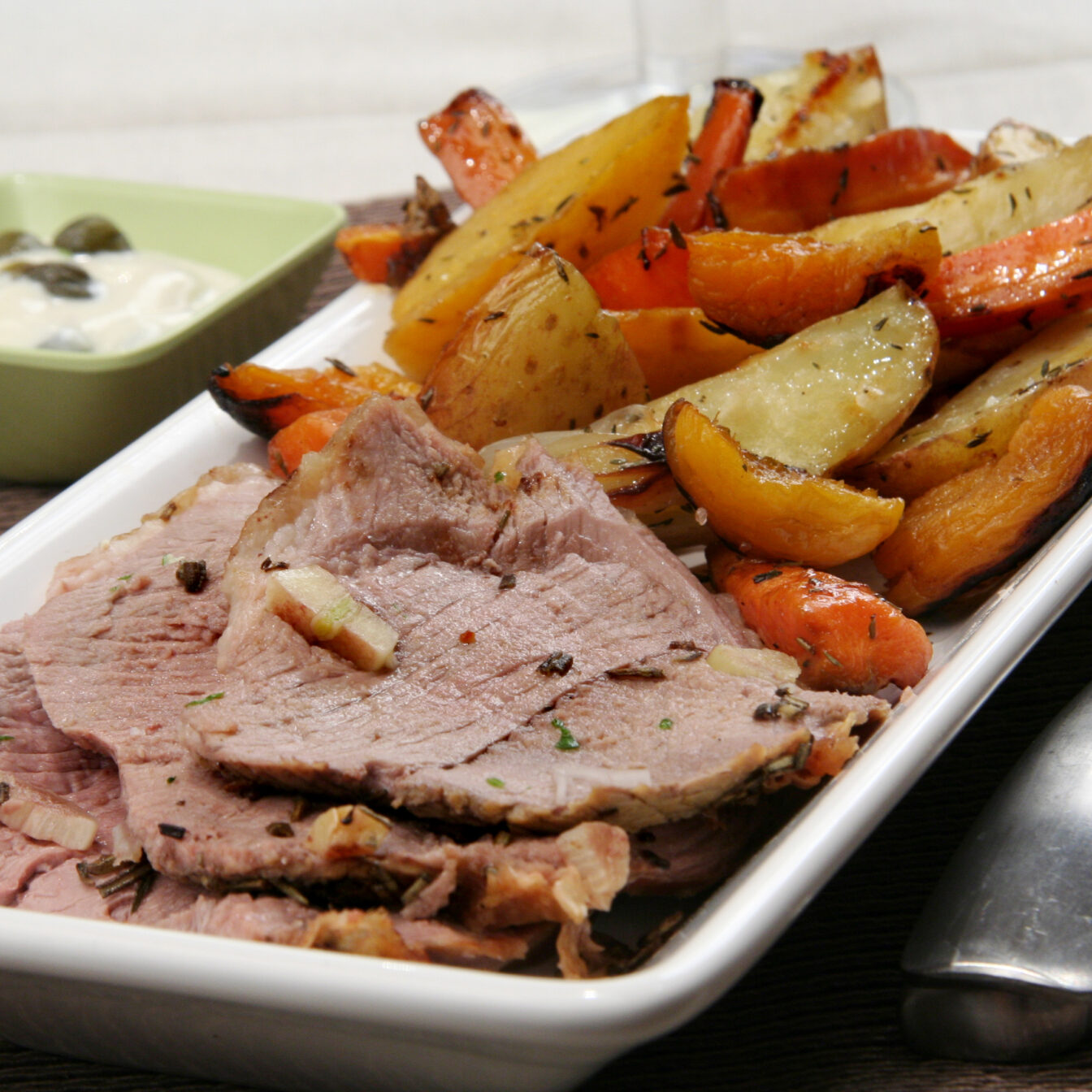 Lammstek med ugnsbakade rotfrukter, aprikoser och dijonfraiche – Tasteline