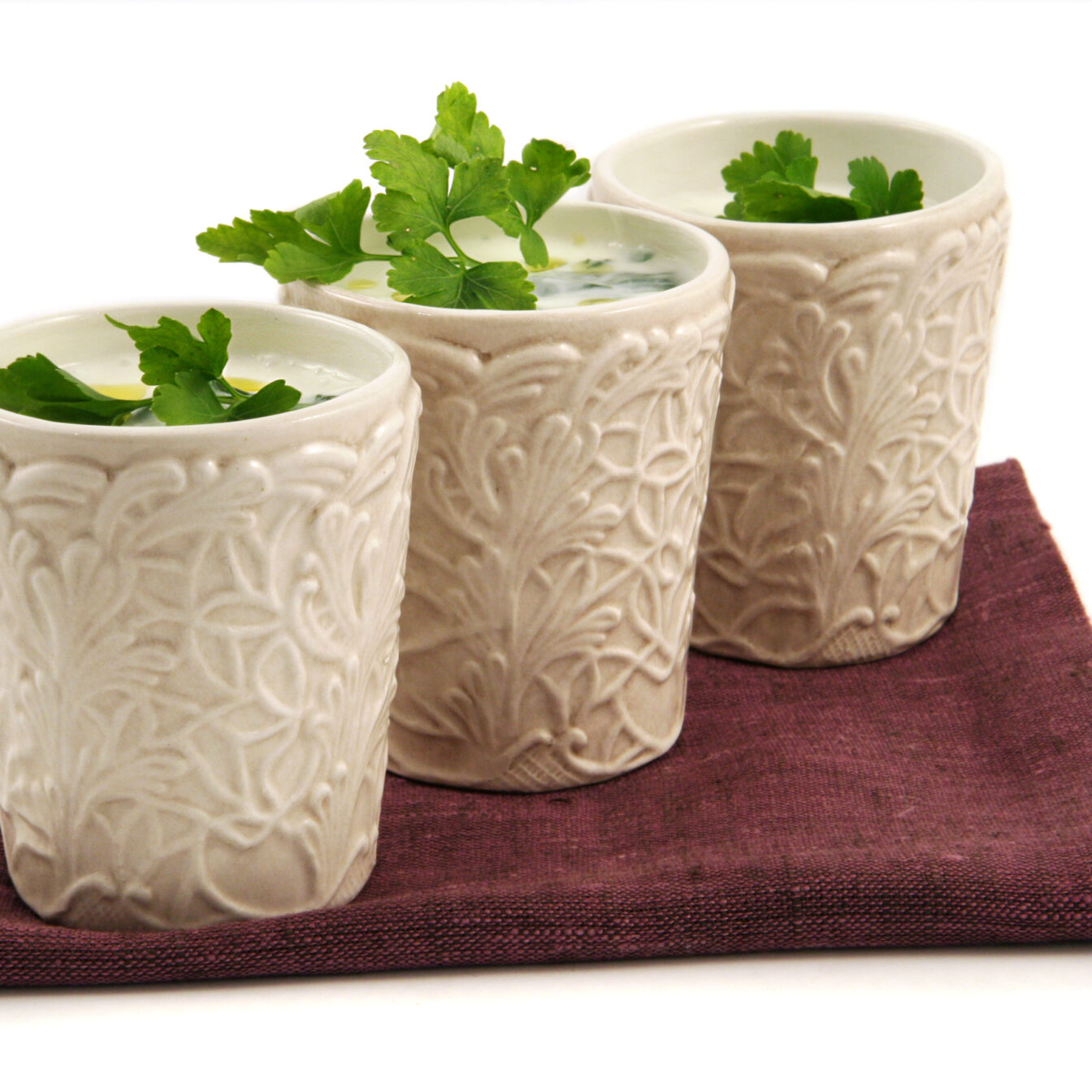 Svalkande spenatsoppa i glas med yoghurt och persilja – Tasteline