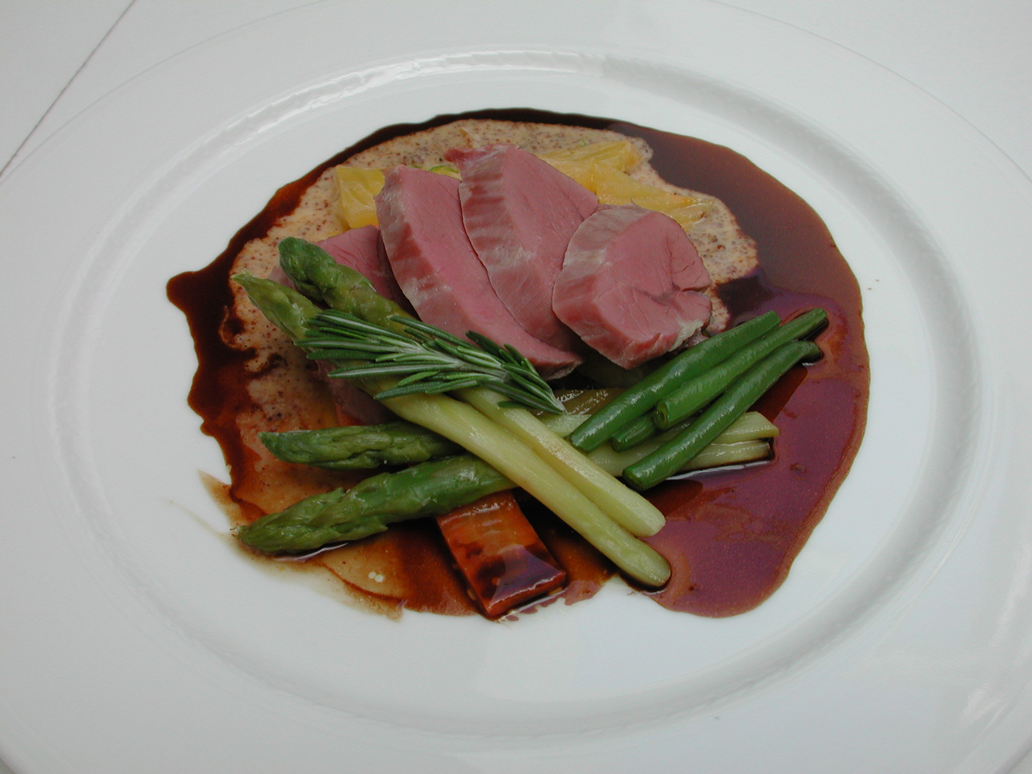 Rimmad lammrostbiff med citrusglaserade rotfrukter, sparris och ...