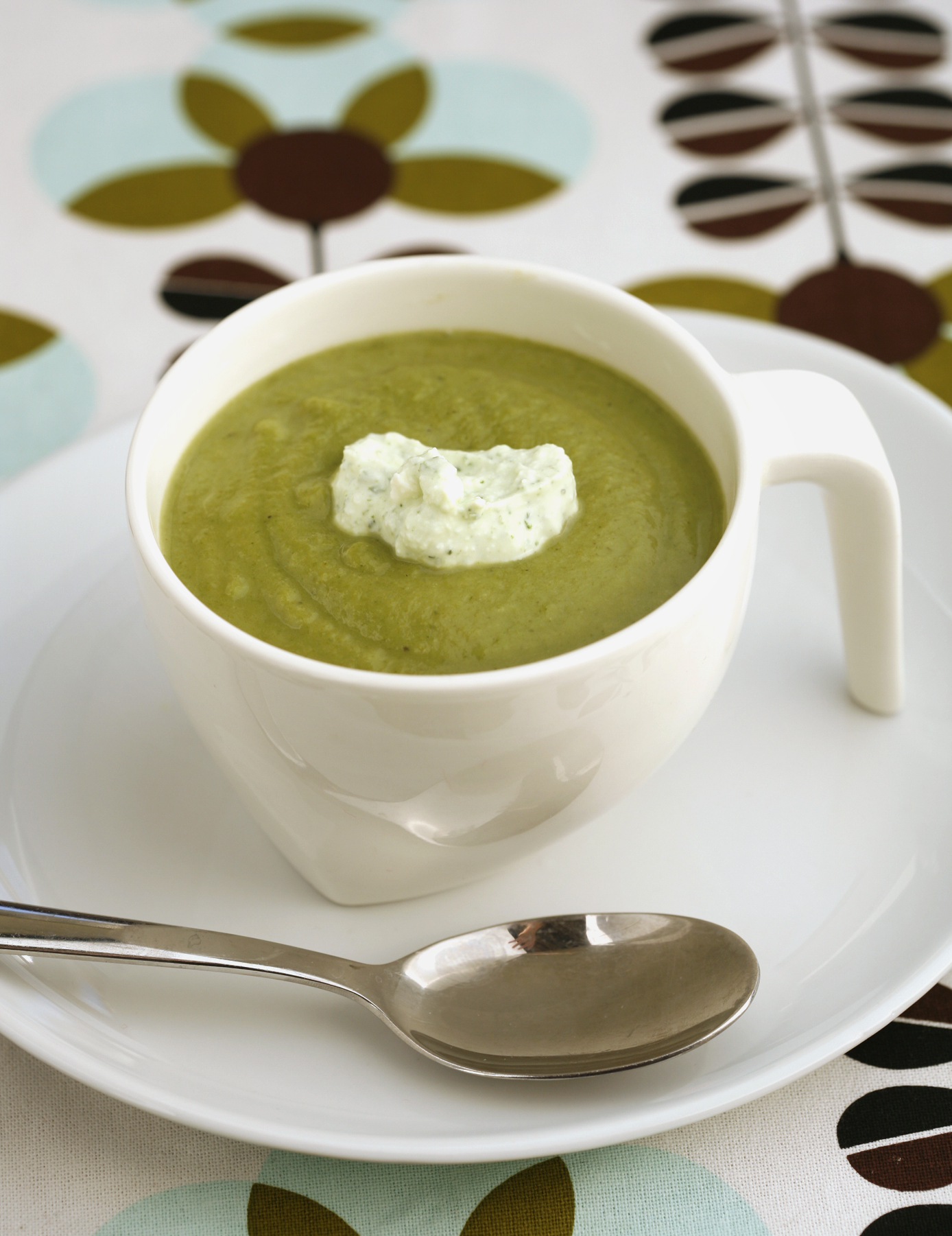 Illgrön soppa med fetaoströra – Tasteline