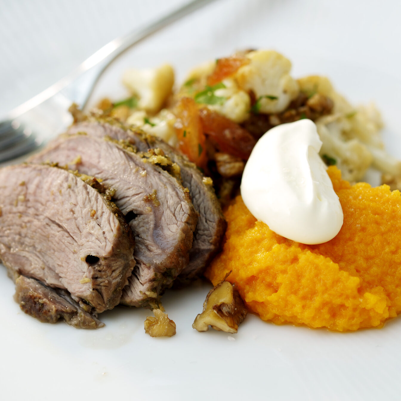 Lammrostbiff med tre tillbehör – Tasteline