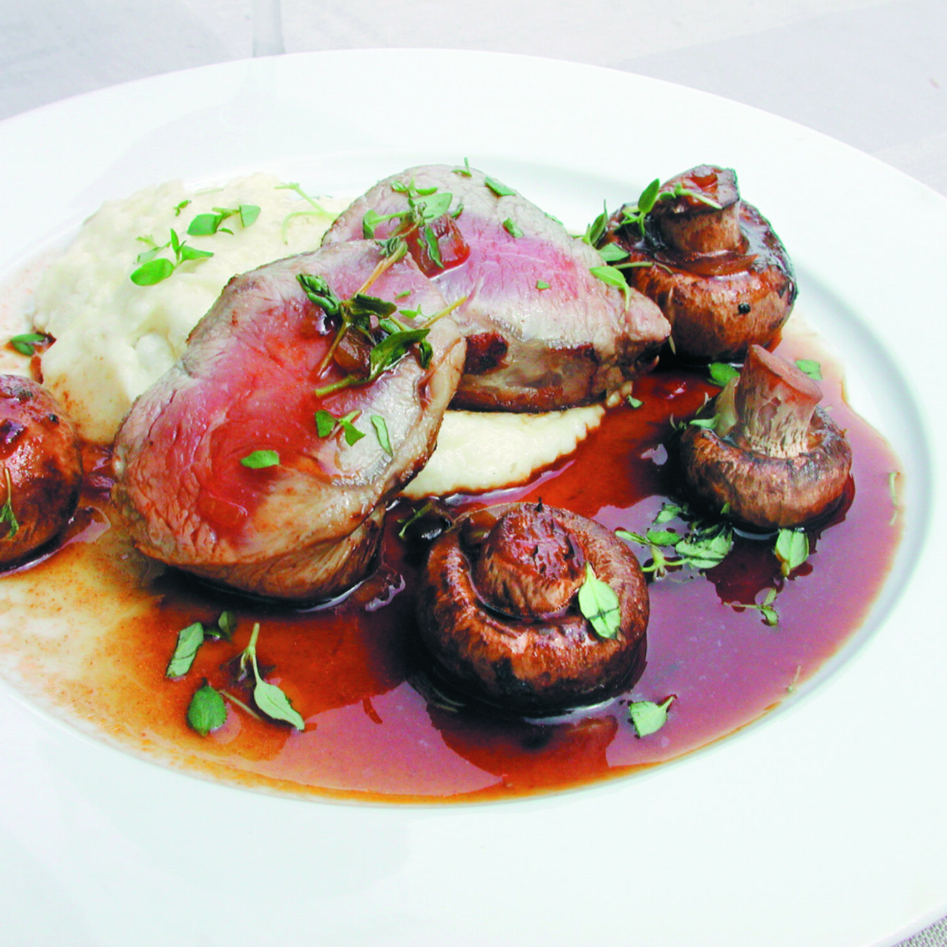 Oxfilé med svamp- och rödvinssås – Tasteline