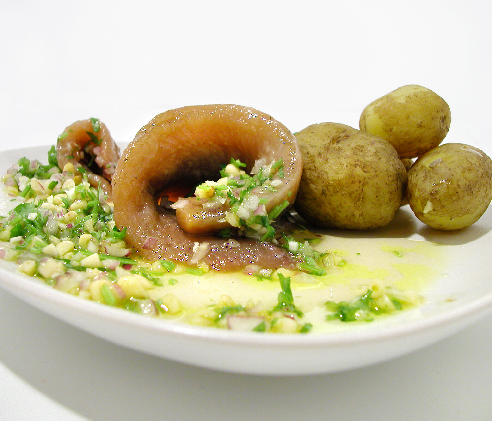 Matjessill med gremolata och pinjenötter – Tasteline