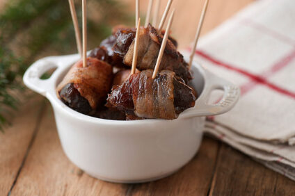 Baconlindade dadlar med blåmögelost – Tasteline