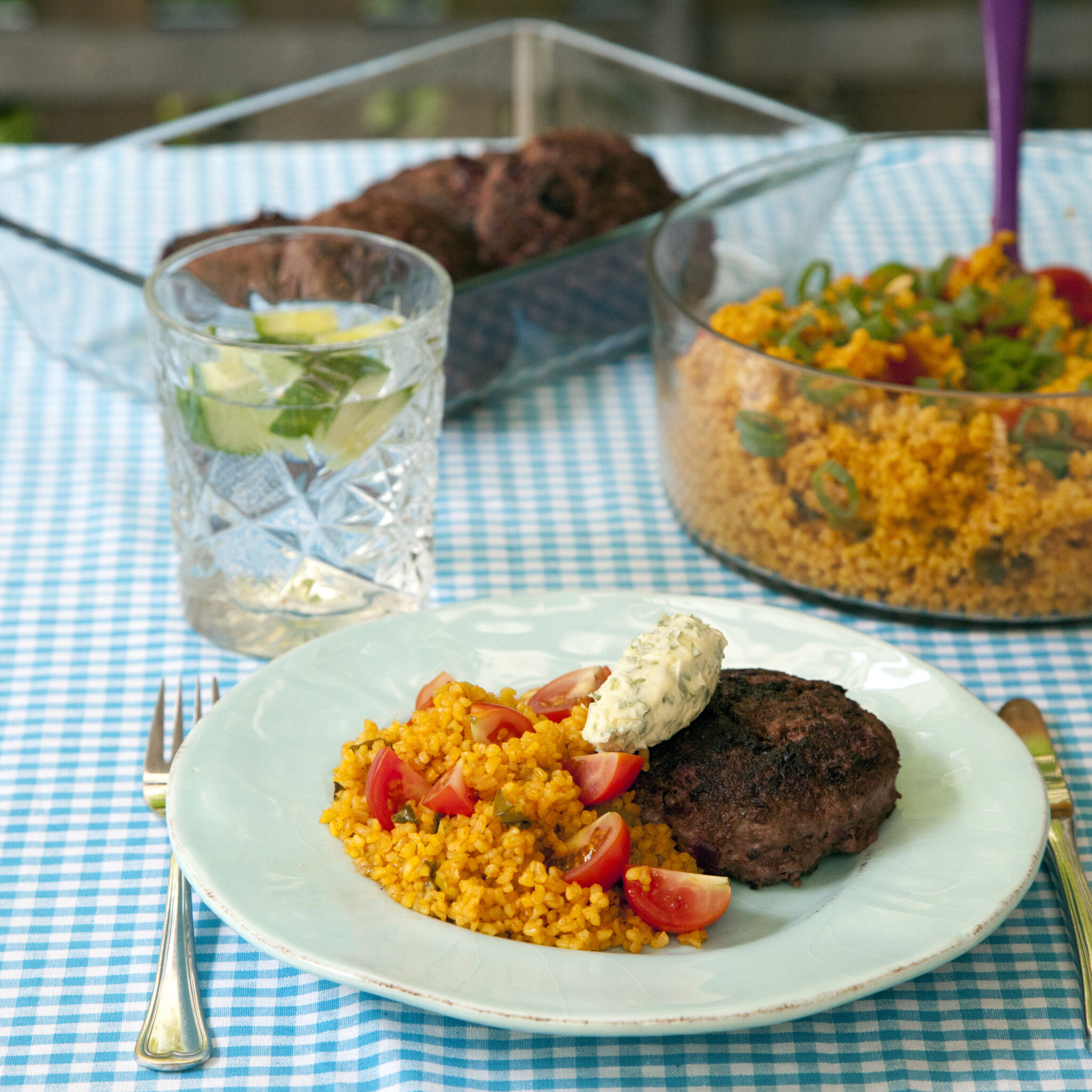 Biff a la lindström med tomatbulgur och persiljesmör – Tasteline