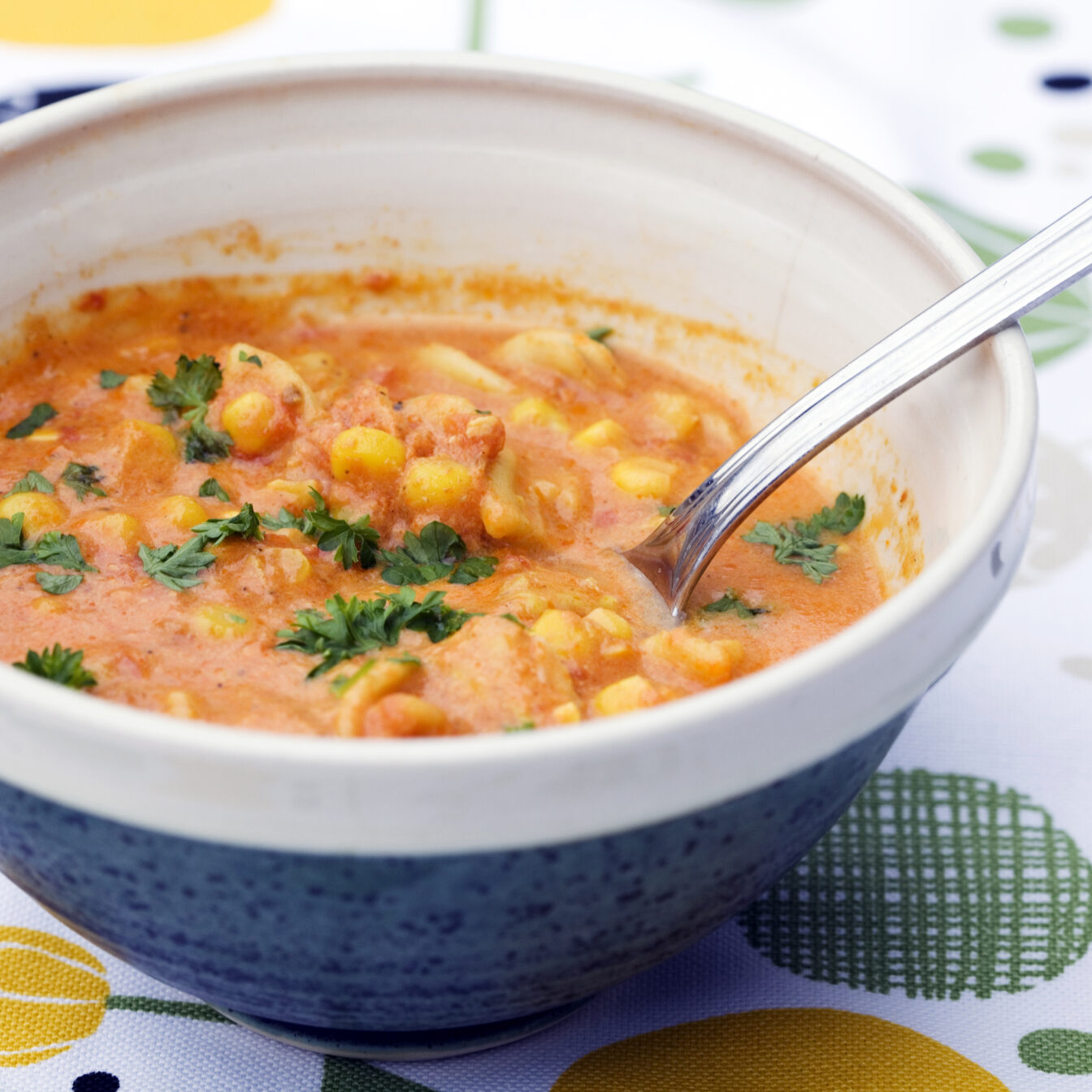 Familjens bästa kycklingsoppa med pastaskruvar och majs – Tasteline