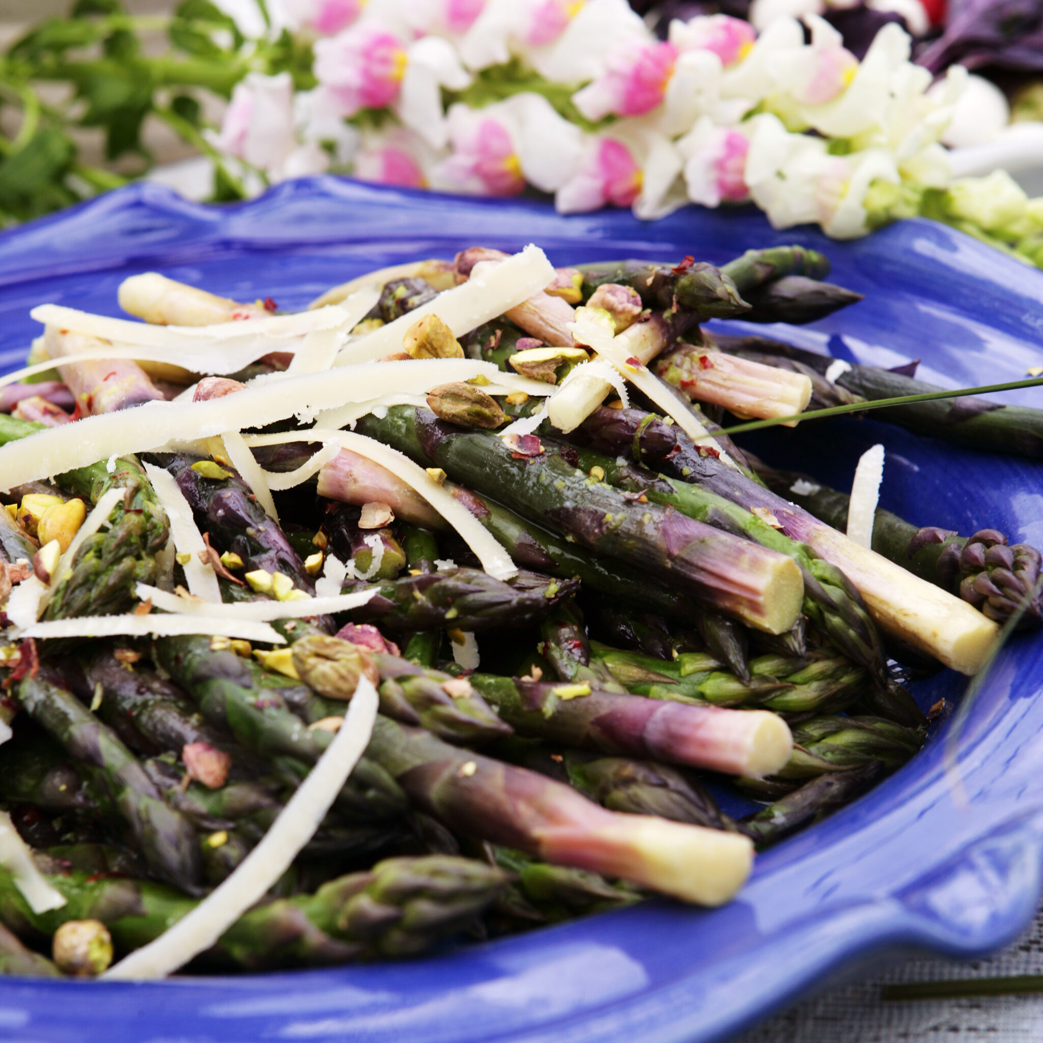 Violett sparris med parmesan, pistagenötter och citron – Tasteline
