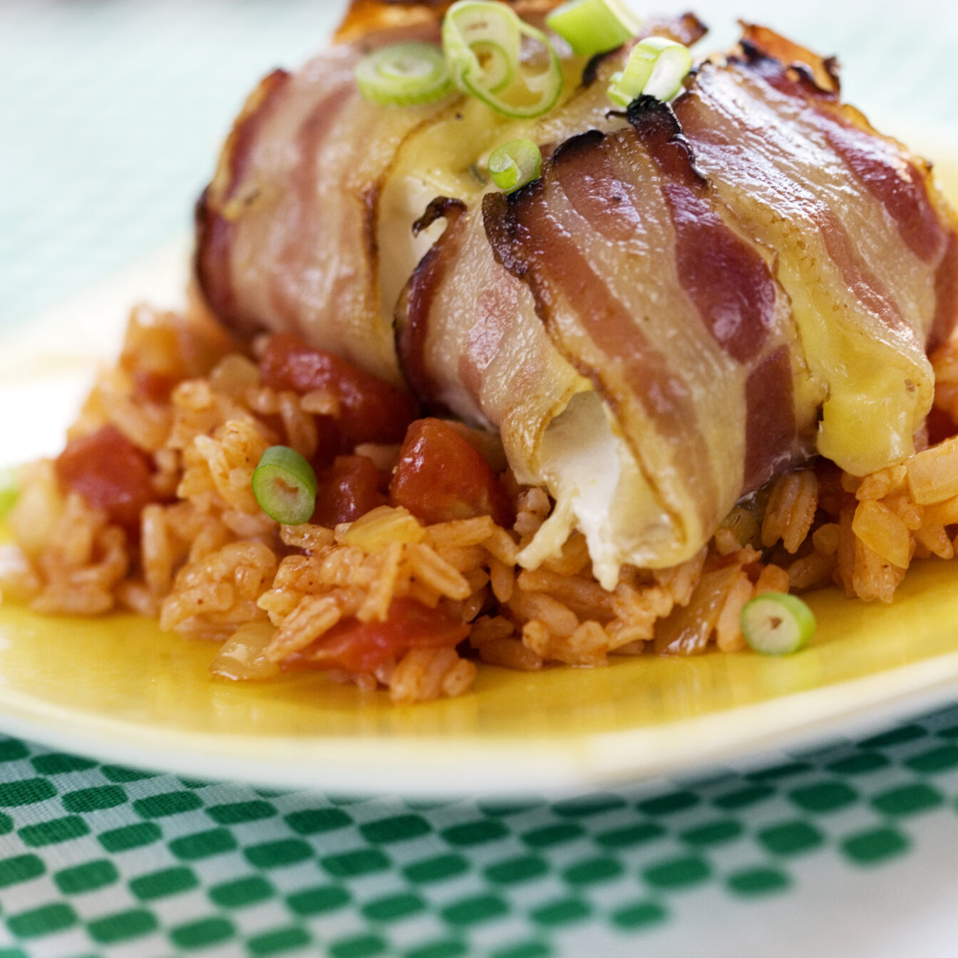 Baconlindad torsk med mexikanskt ris – Tasteline