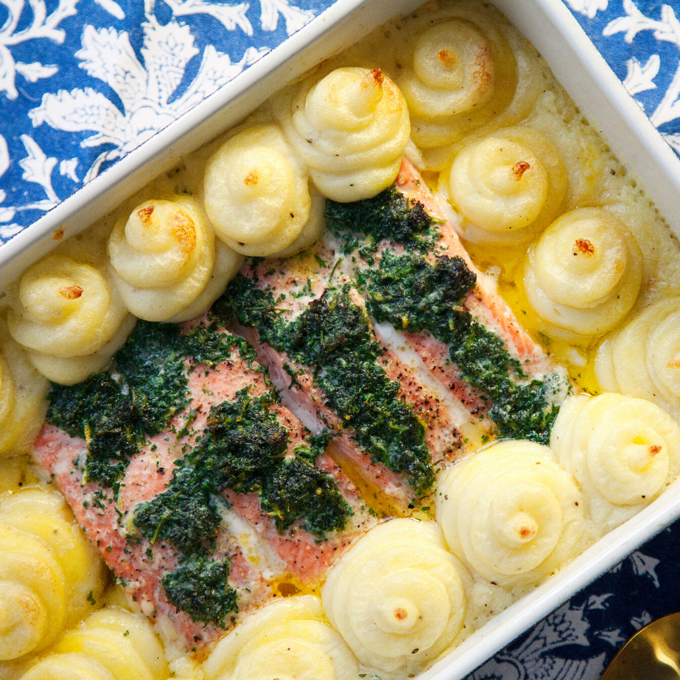 Ugnsbakad lax med örtsmör – Tasteline