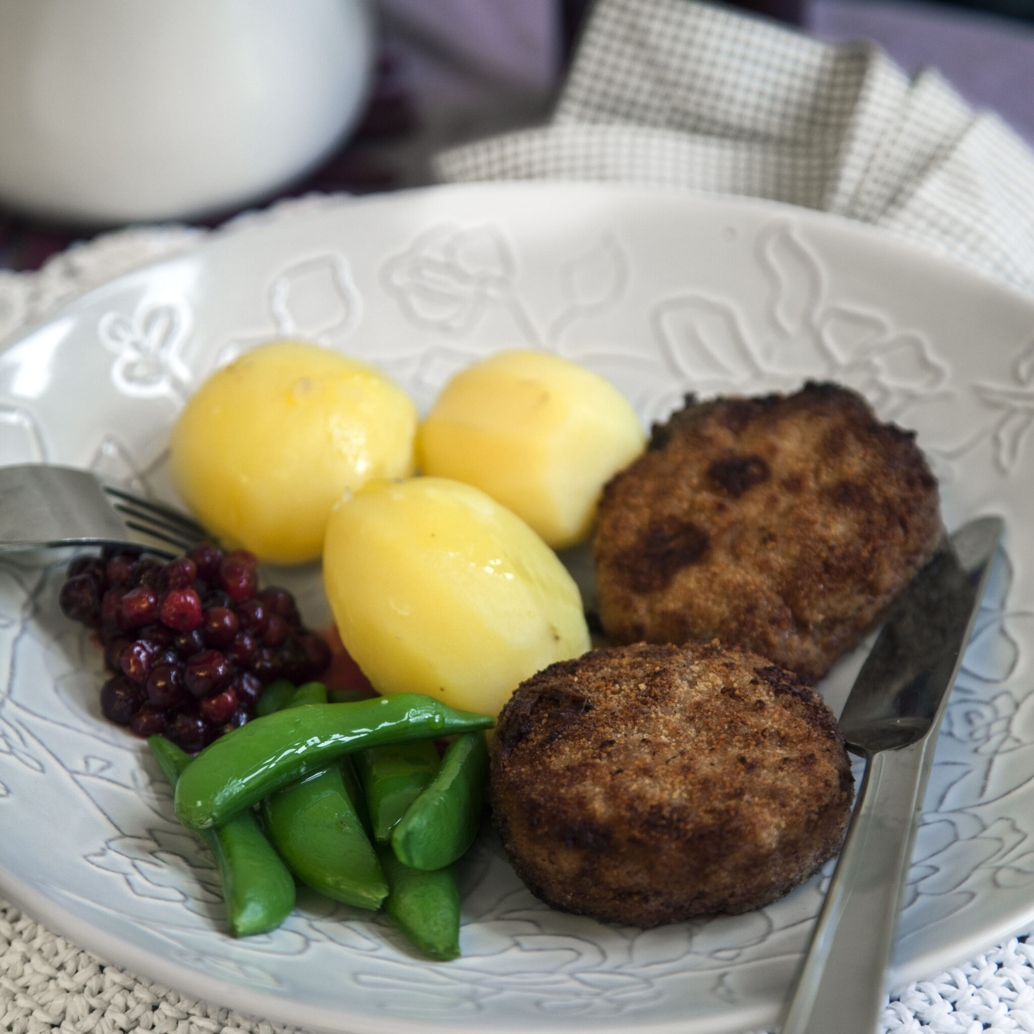 Wallenbergare med rårörda lingon och sugarsnaps – Tasteline