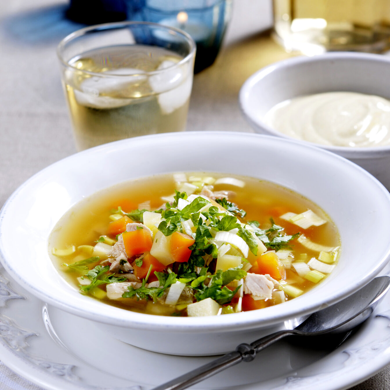 Kycklingsoppa med mild curryyoughurt – Tasteline