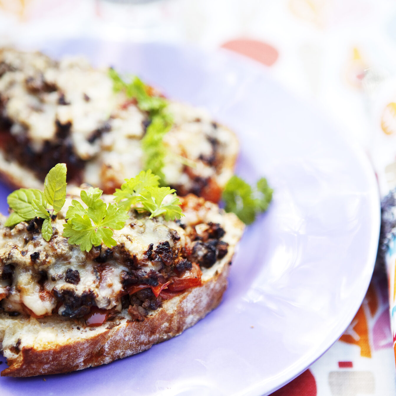 Kikärtspizza med soltorkade tomater – Tasteline