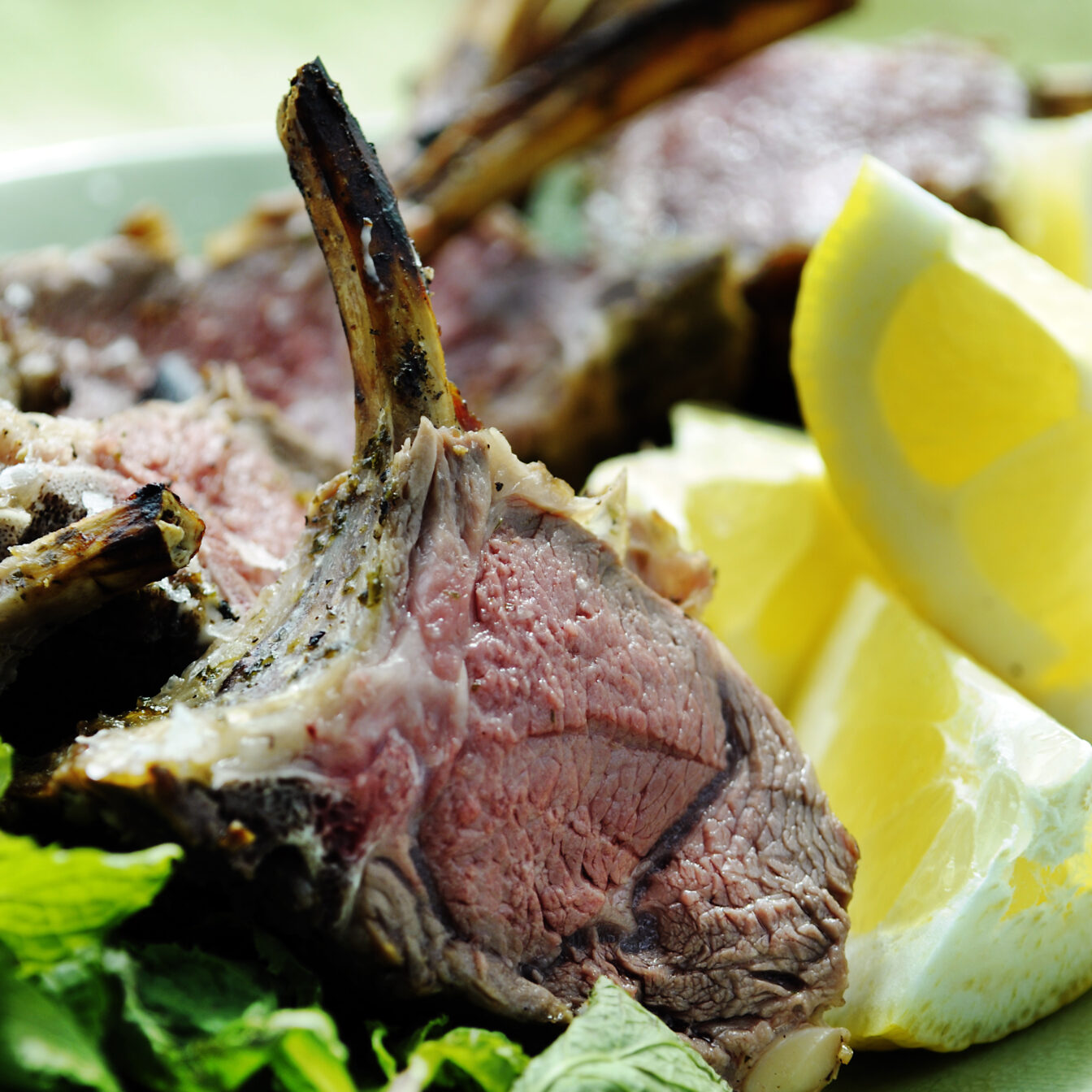 Vitlöksmarinerade lammracks med citron och mynta – Tasteline