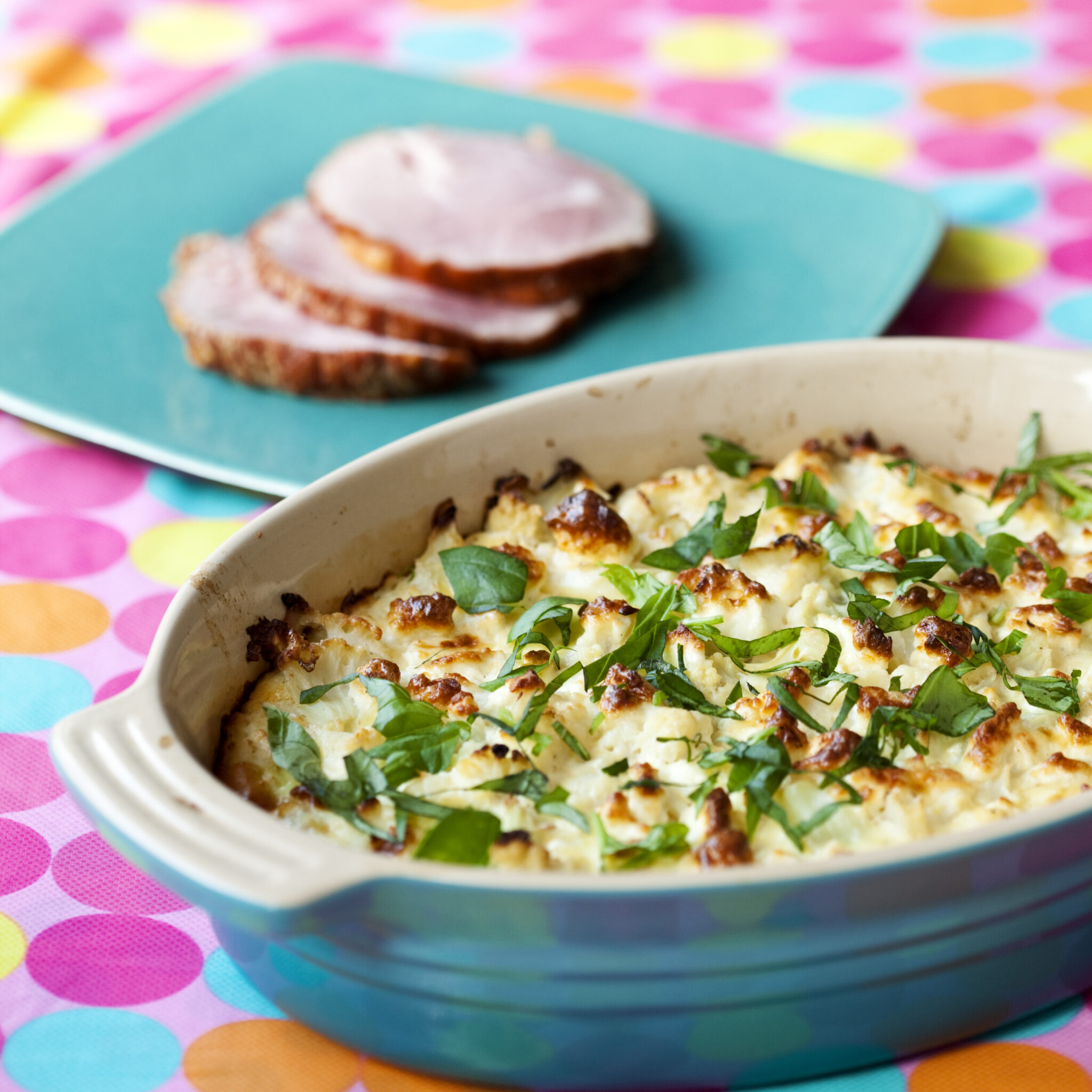 Kassler i ugn med krämiga grönsaker – Tasteline