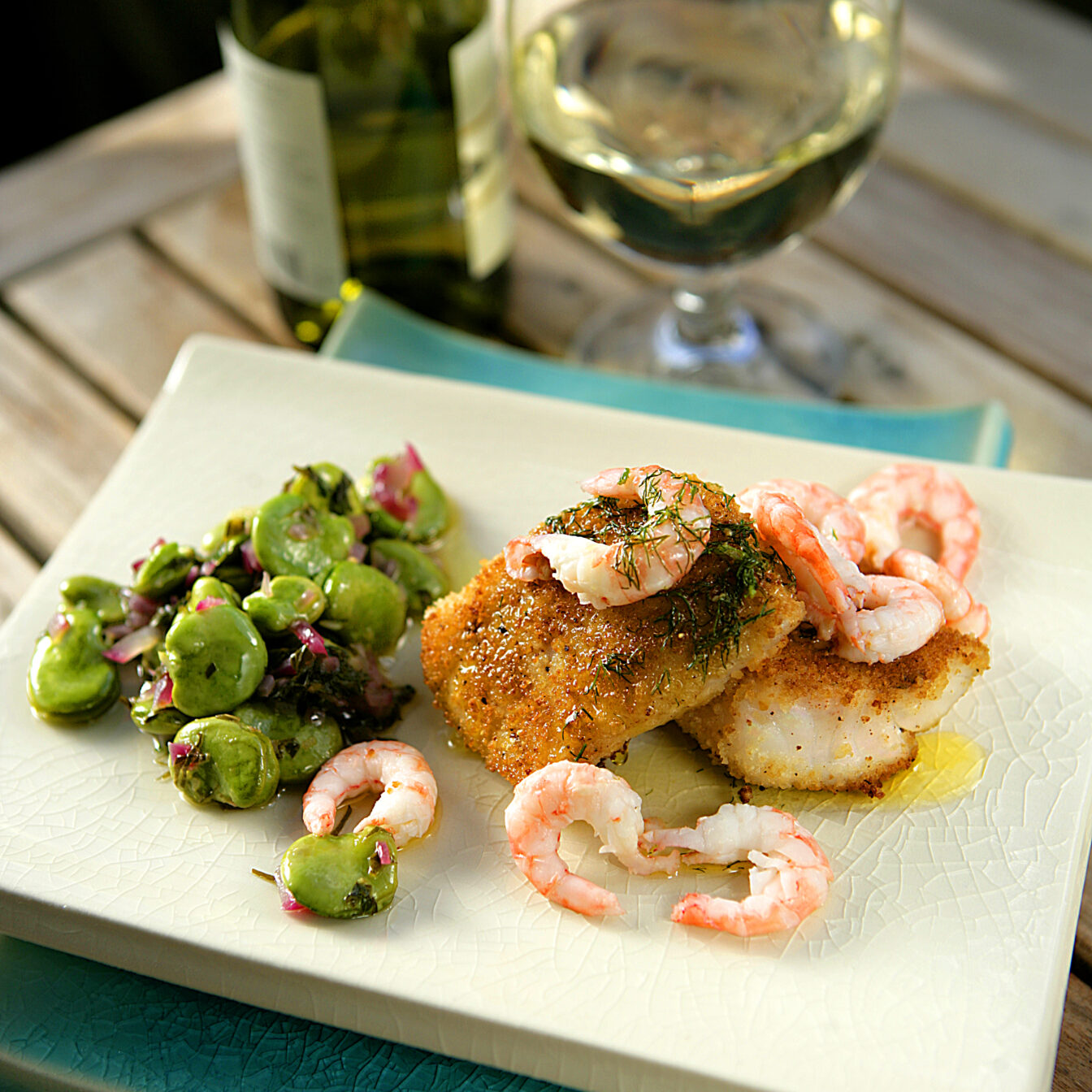 Stekt vit fisk, bondbönor, räkor och brynt smör – Tasteline