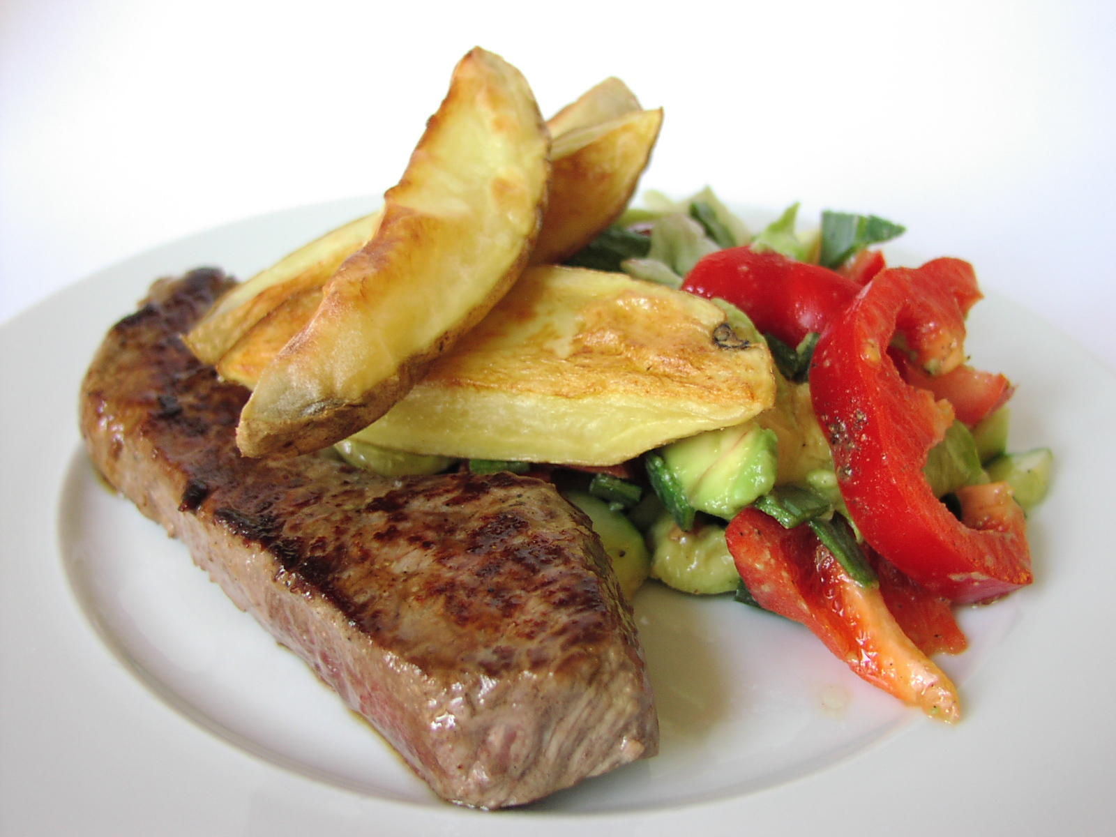 Biff med klyftpotatis och sallad – Tasteline