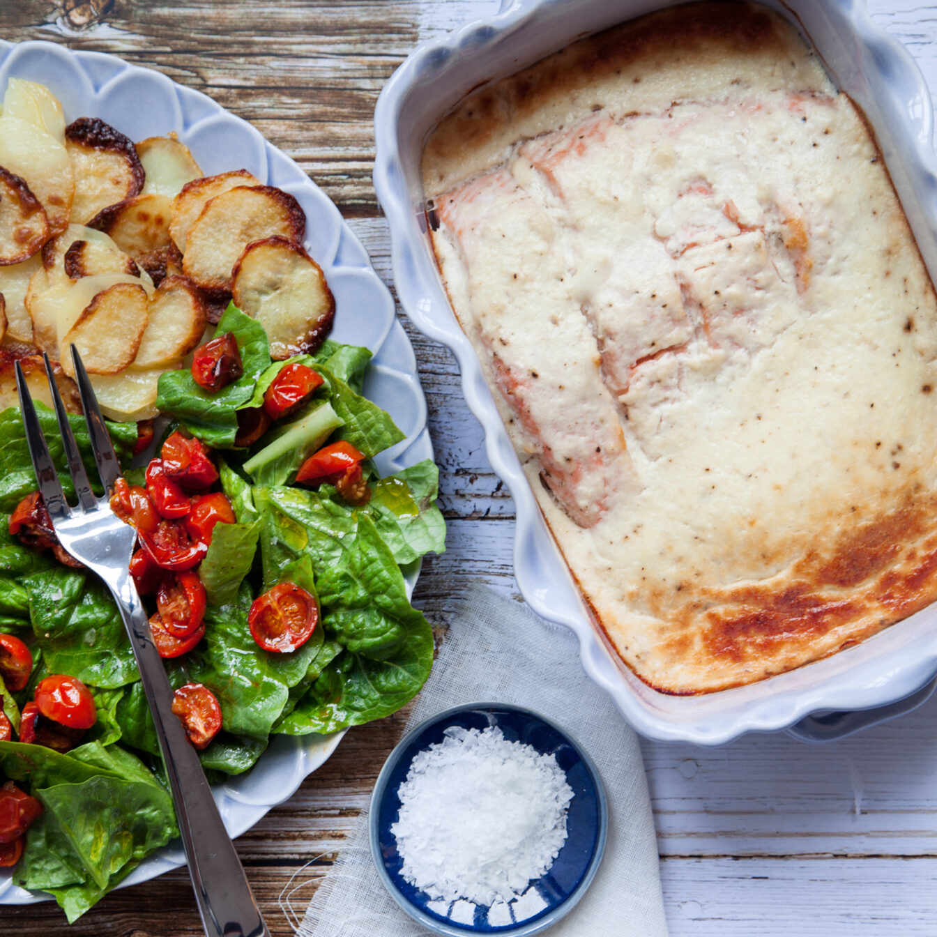 Stekta fläskkotletter med sky, rostad potatis och varma äpplen – Tasteline