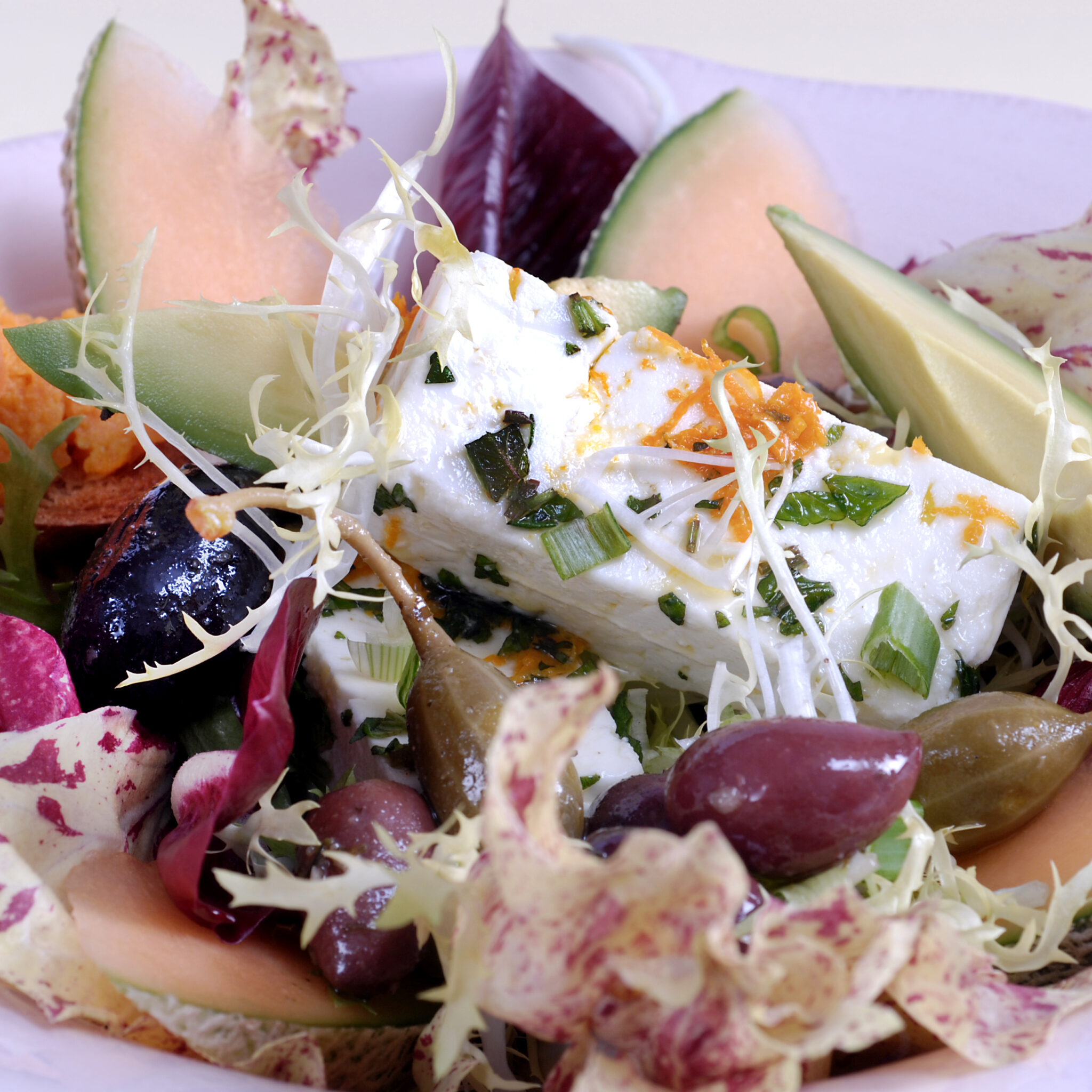 Sallad med marinerad fetaost och crostini med morotshummus – Tasteline