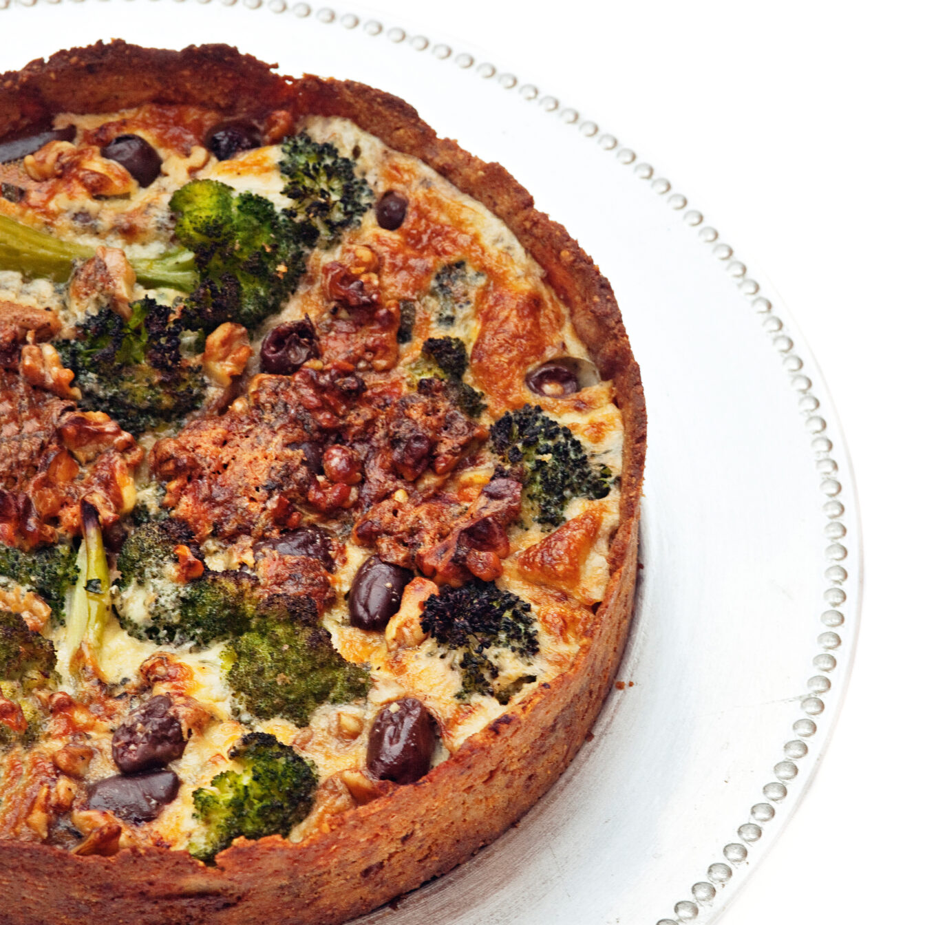 Paj med broccoli, svarta oliver och ädelost – Tasteline