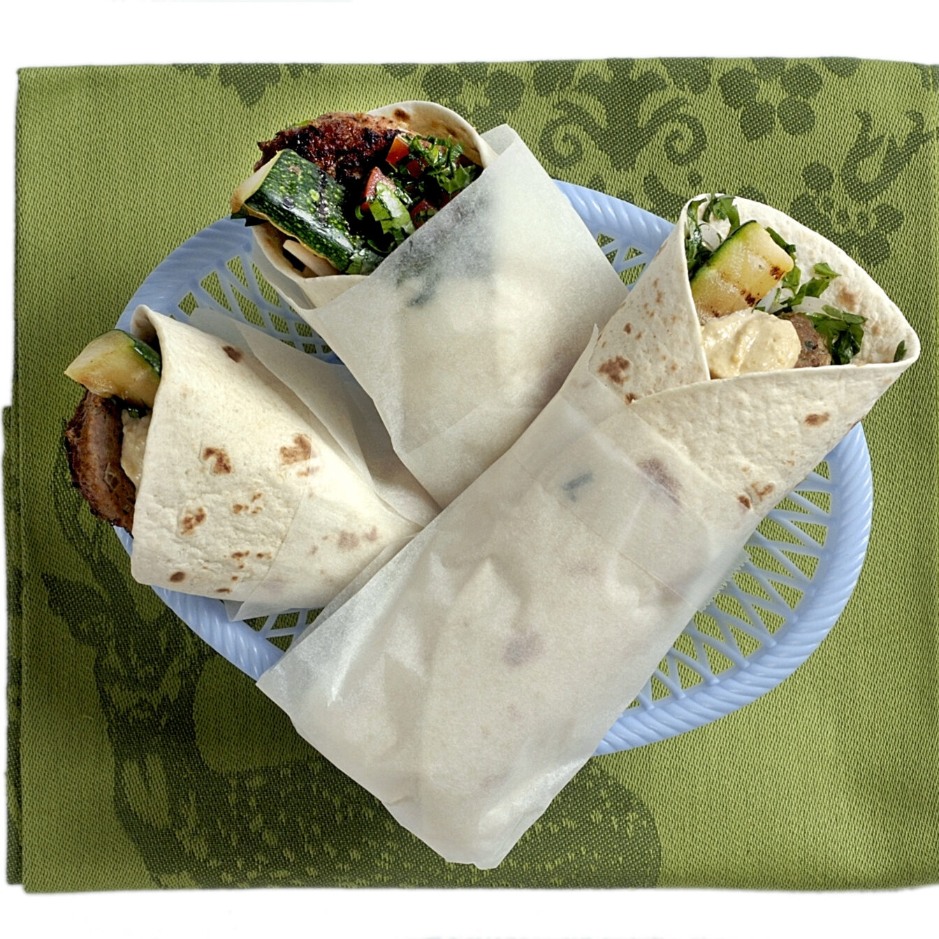 Kummel med räkor, pepparrot, brynt smör och gröna ärter med gräslök ...