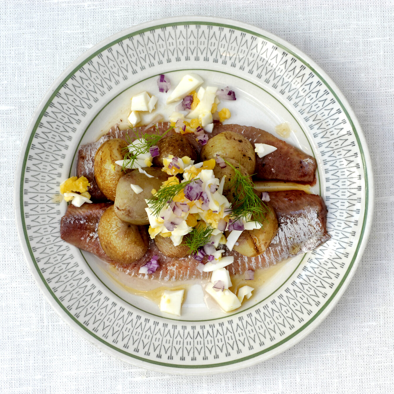 Matjesill med brynt smör och hackat ägg – Tasteline