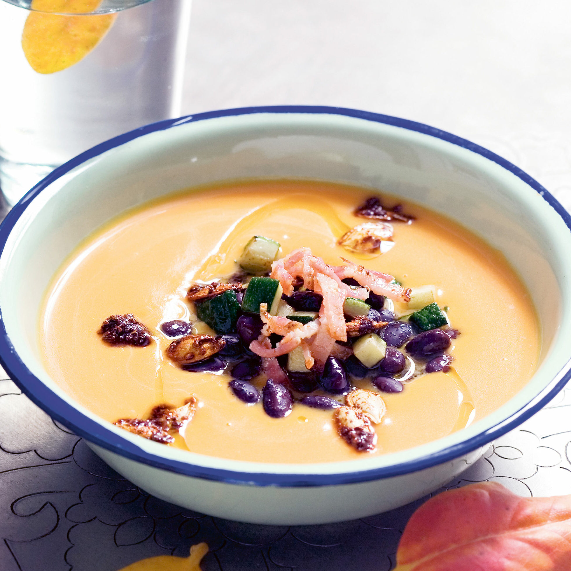 Soppa på röda linser med borlottibönor och spetskål – Tasteline