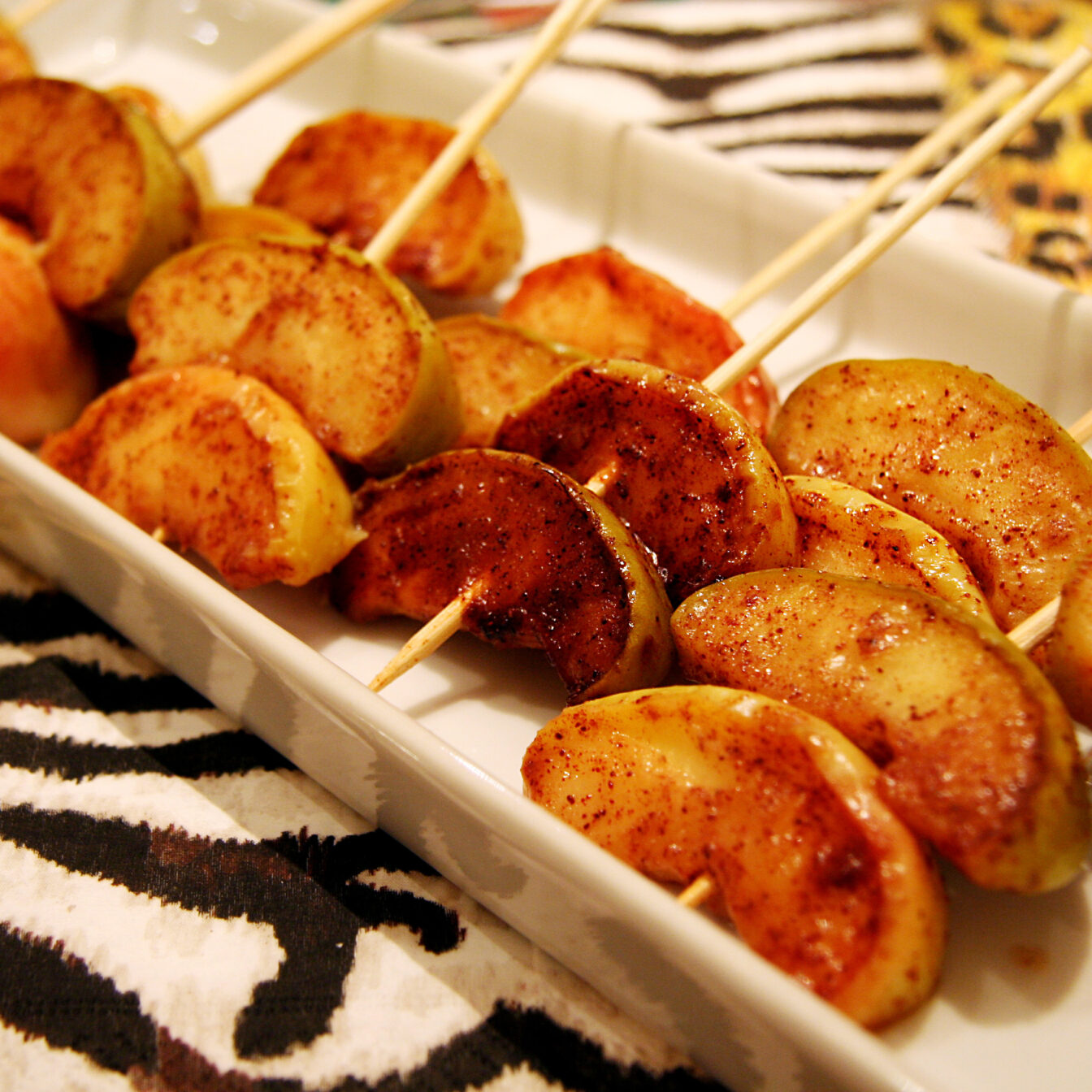 Kaneläpplen på spett – Tasteline