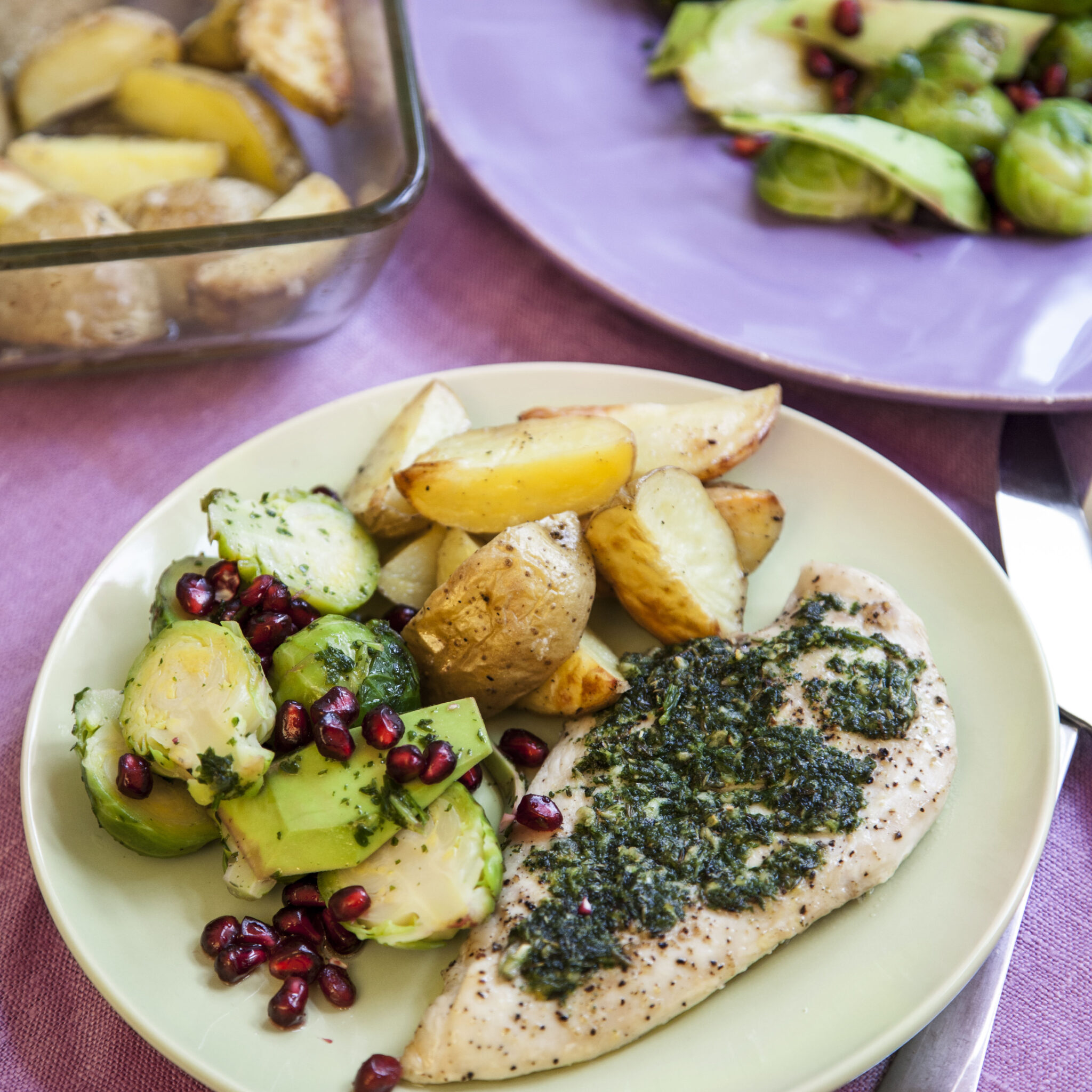 Citron- och vitlökskyckling med rostad potatis och vacker sallad ...