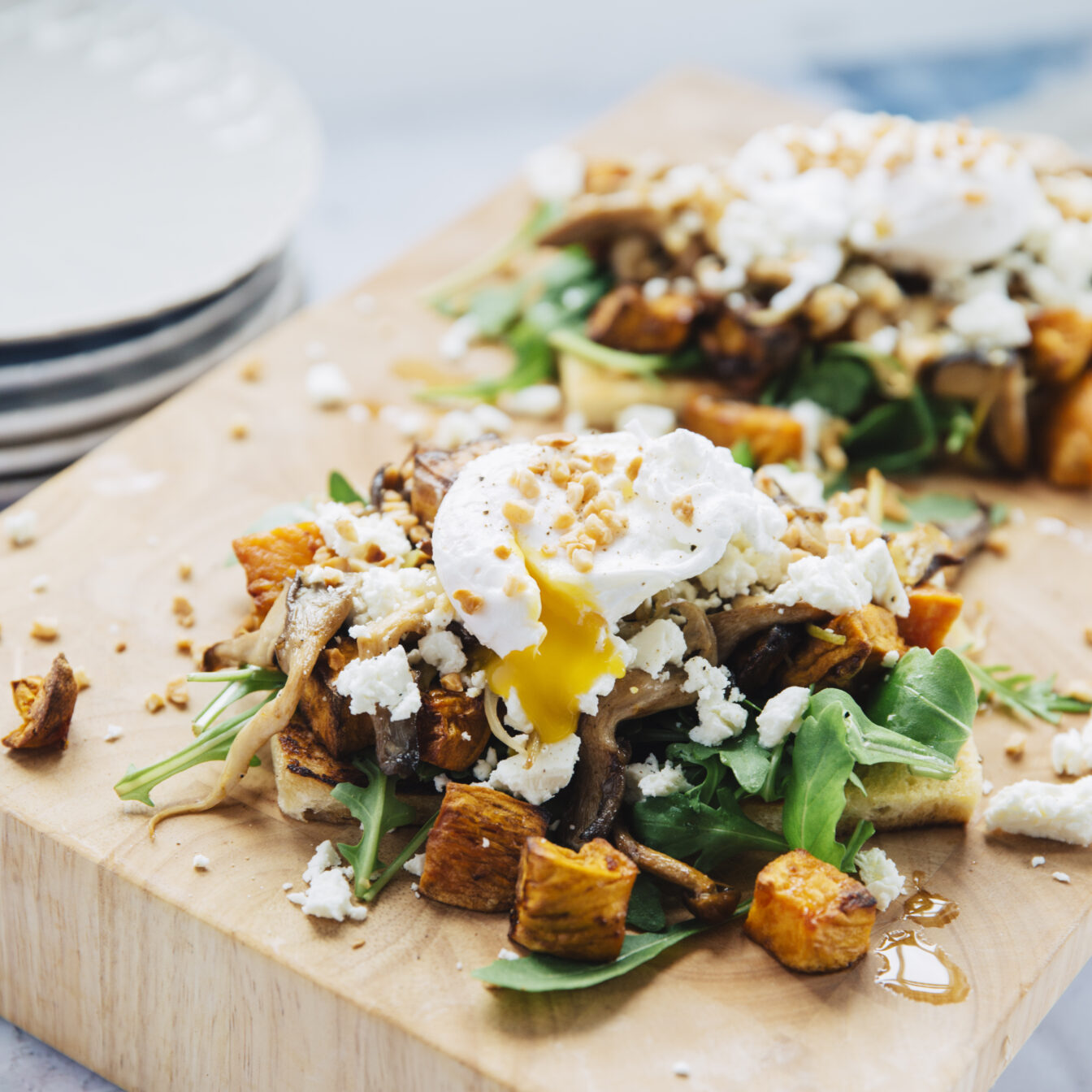 Rostad sötpotatis med svampfräs på surdegstoast med pocherat ägg ...