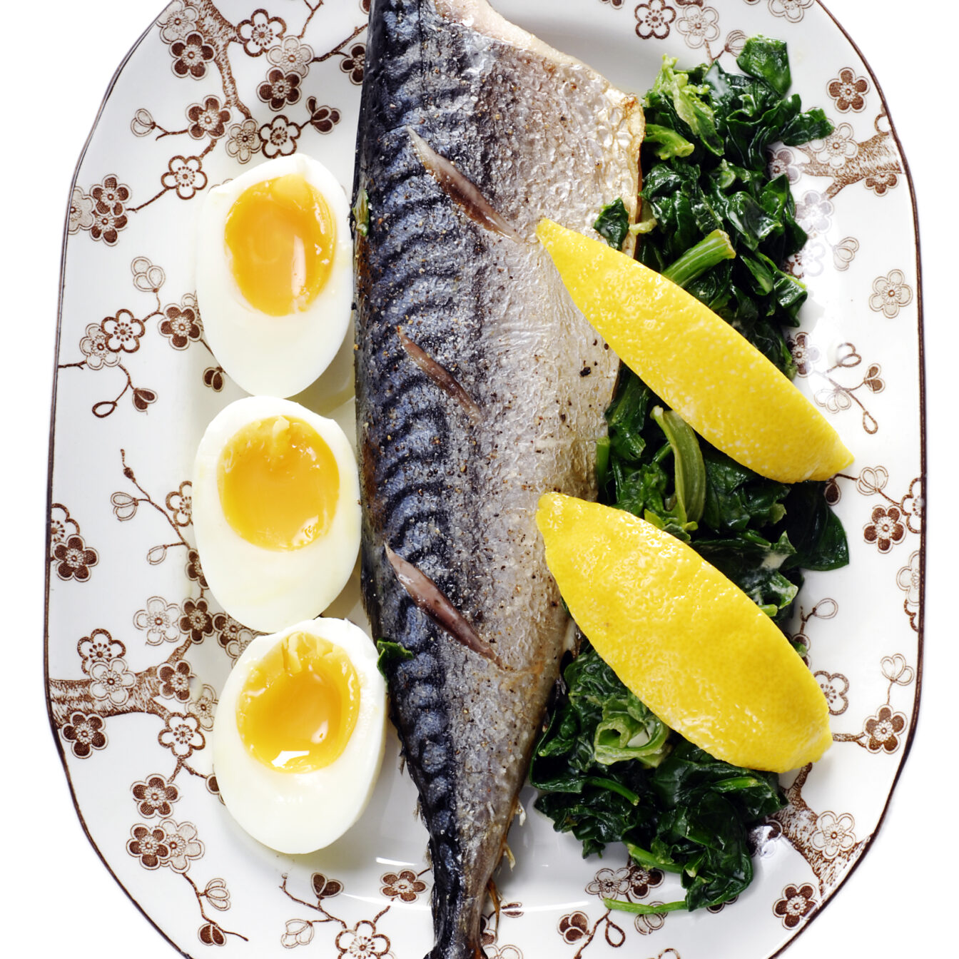 Stekt makrill med gräddkokt spenat och ägghalvor – Tasteline