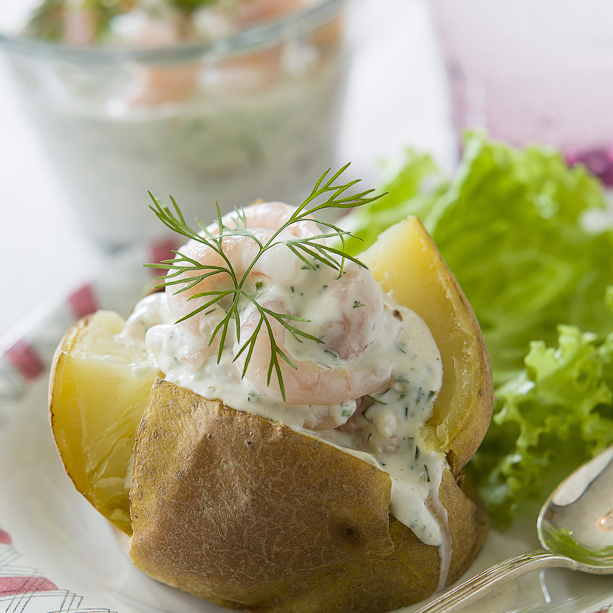 Bakad potatis med räkröra och sallad – Tasteline