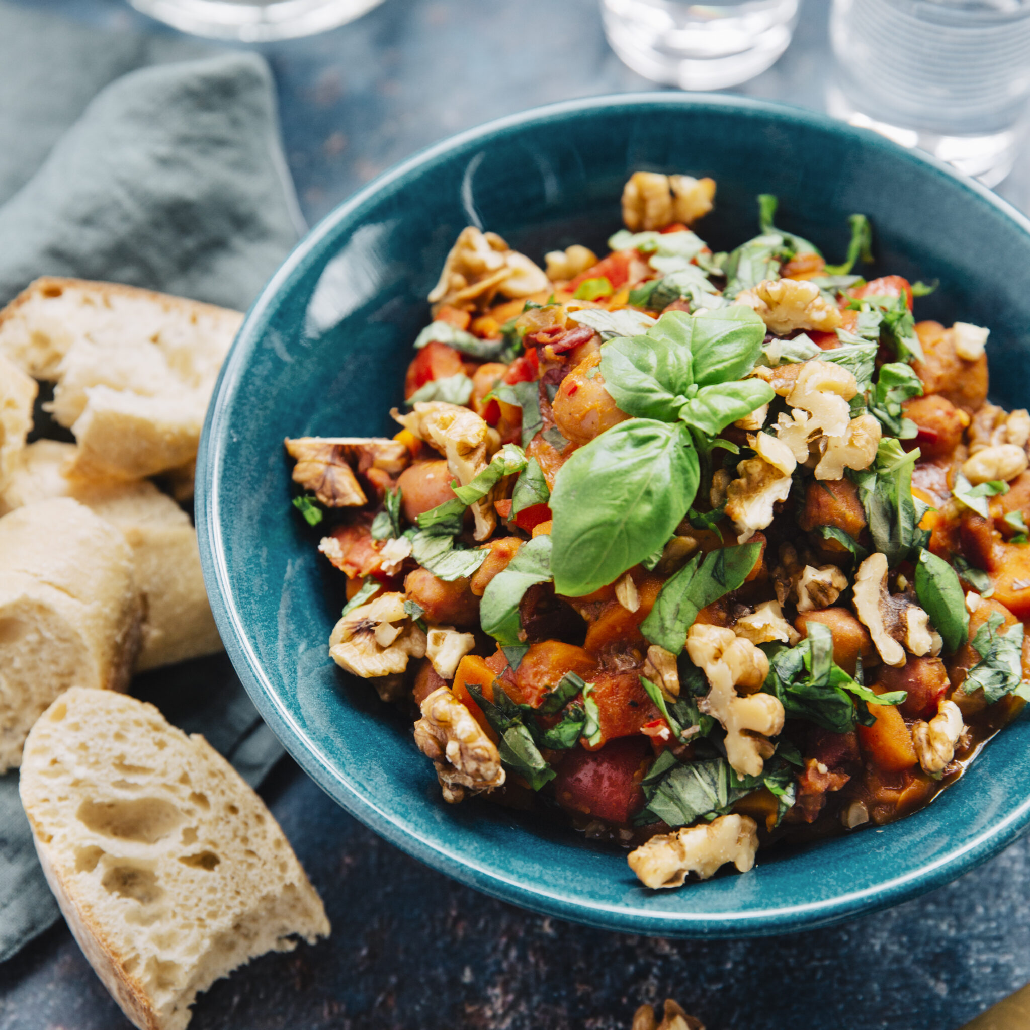 Bönchili med mjukt bröd – Tasteline