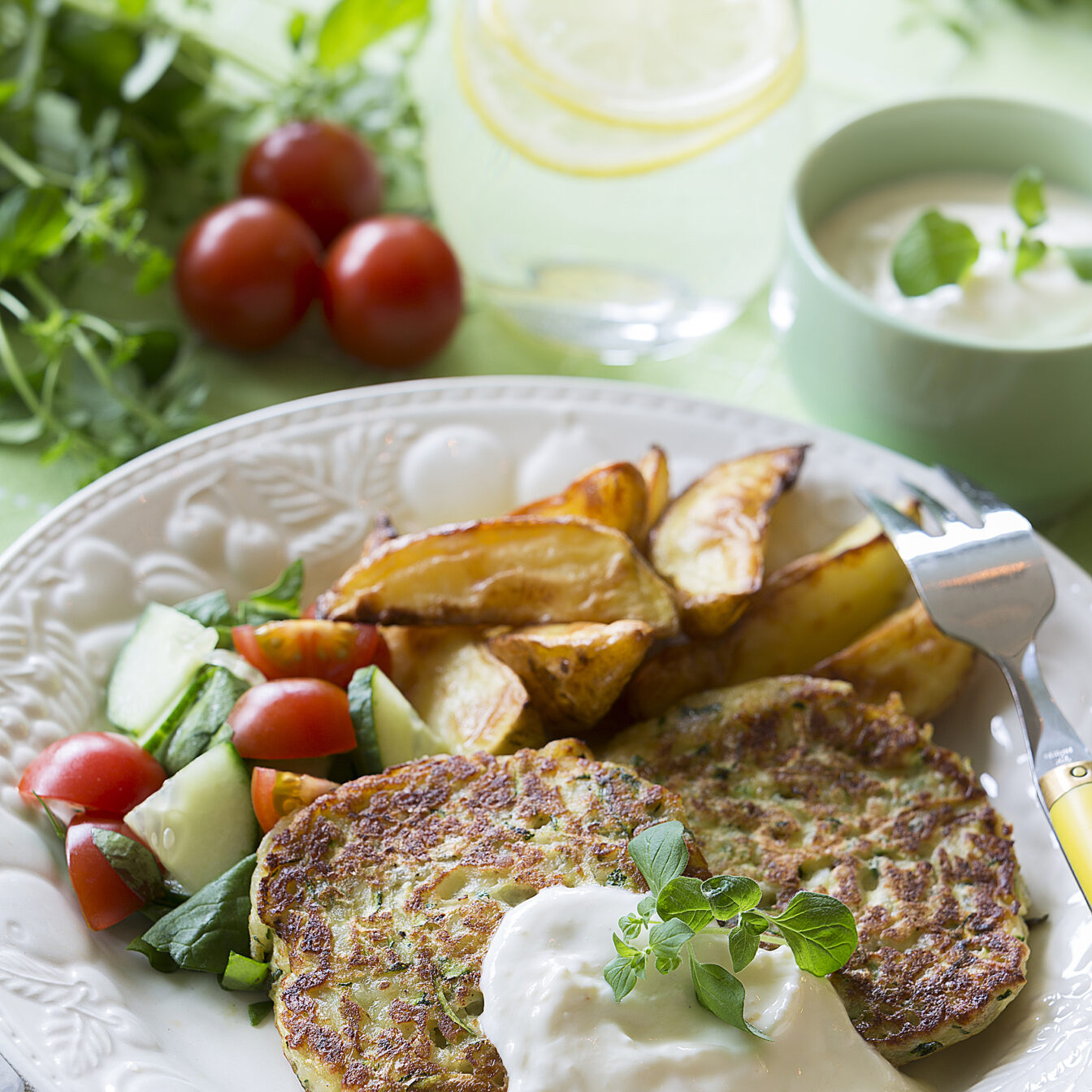 Halloumibiffar med ugnsrostad klyftpotatis, mangosås och grönsallad ...