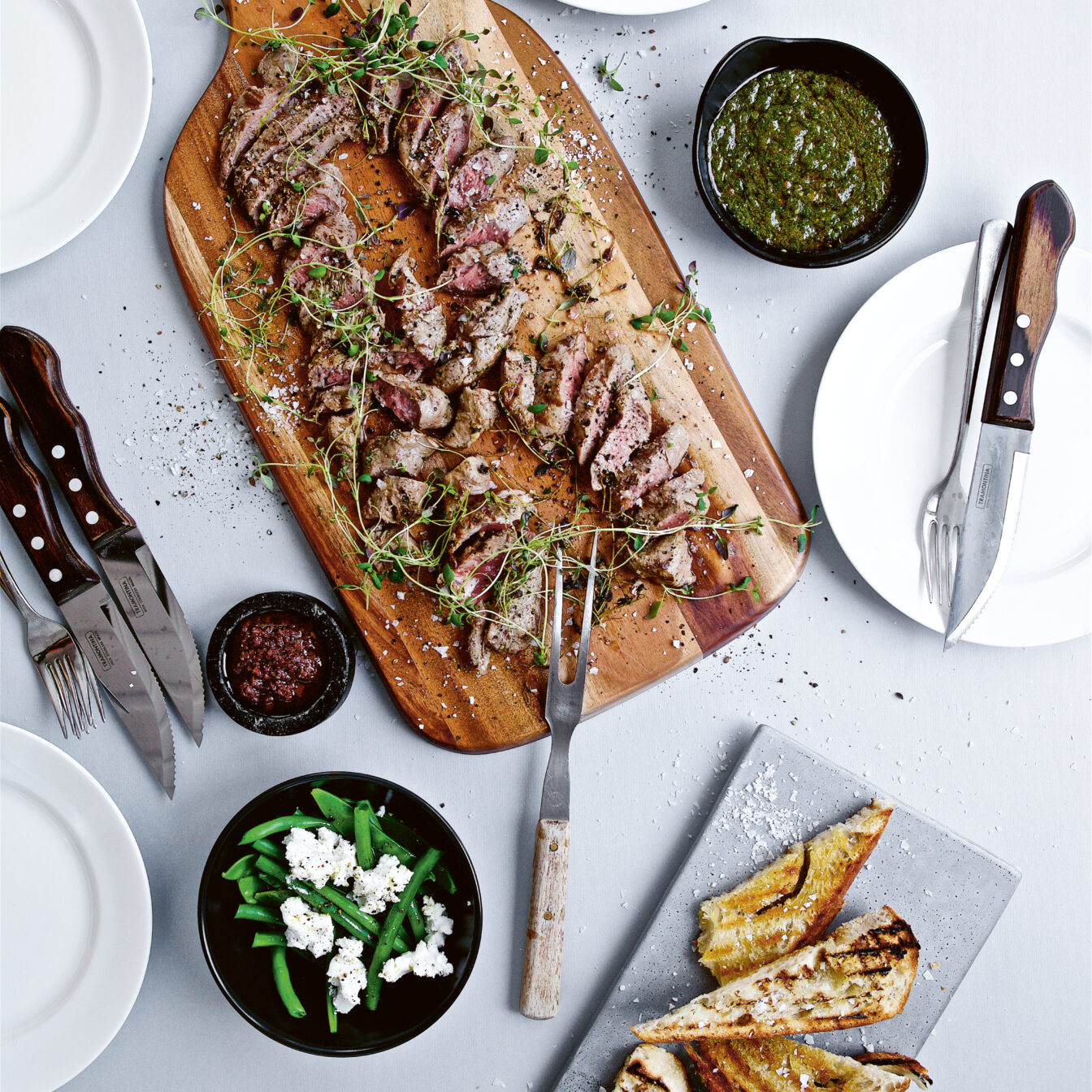 Grillad lammrostbiff med pistou, bönor, tapenade och surdegsbröd ...