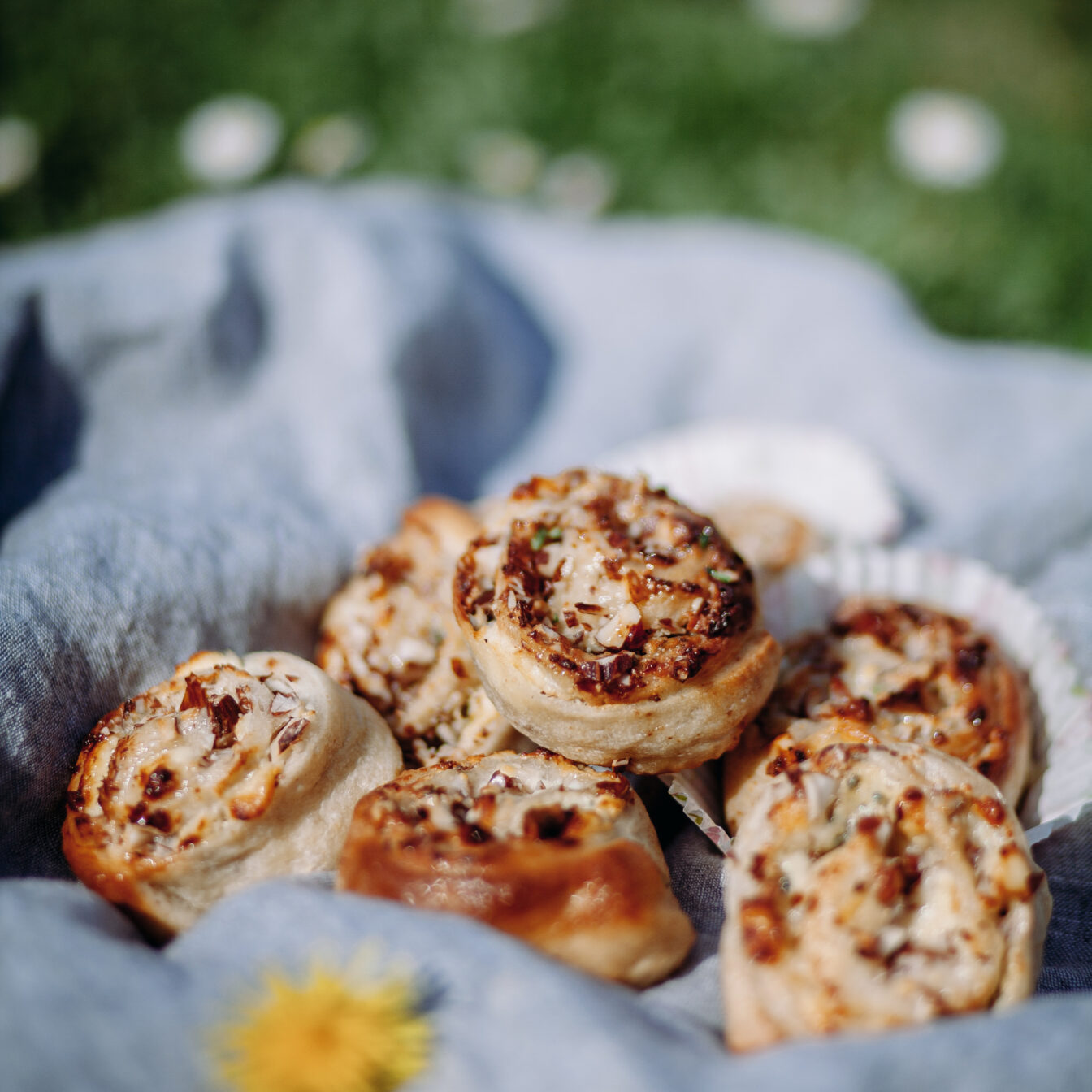 Pizzabullar med ädelost och valnötter – Tasteline