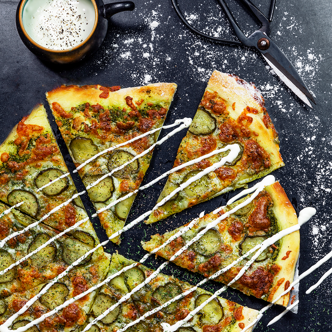 Pickle Pizza med ranchdressing – Tasteline