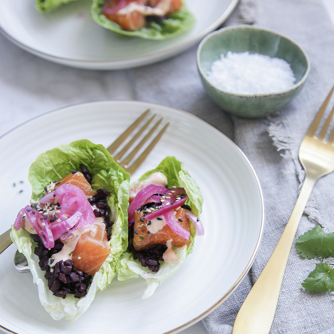 Sashimilax på gemsallad med svart ris och chilimajo – Tasteline