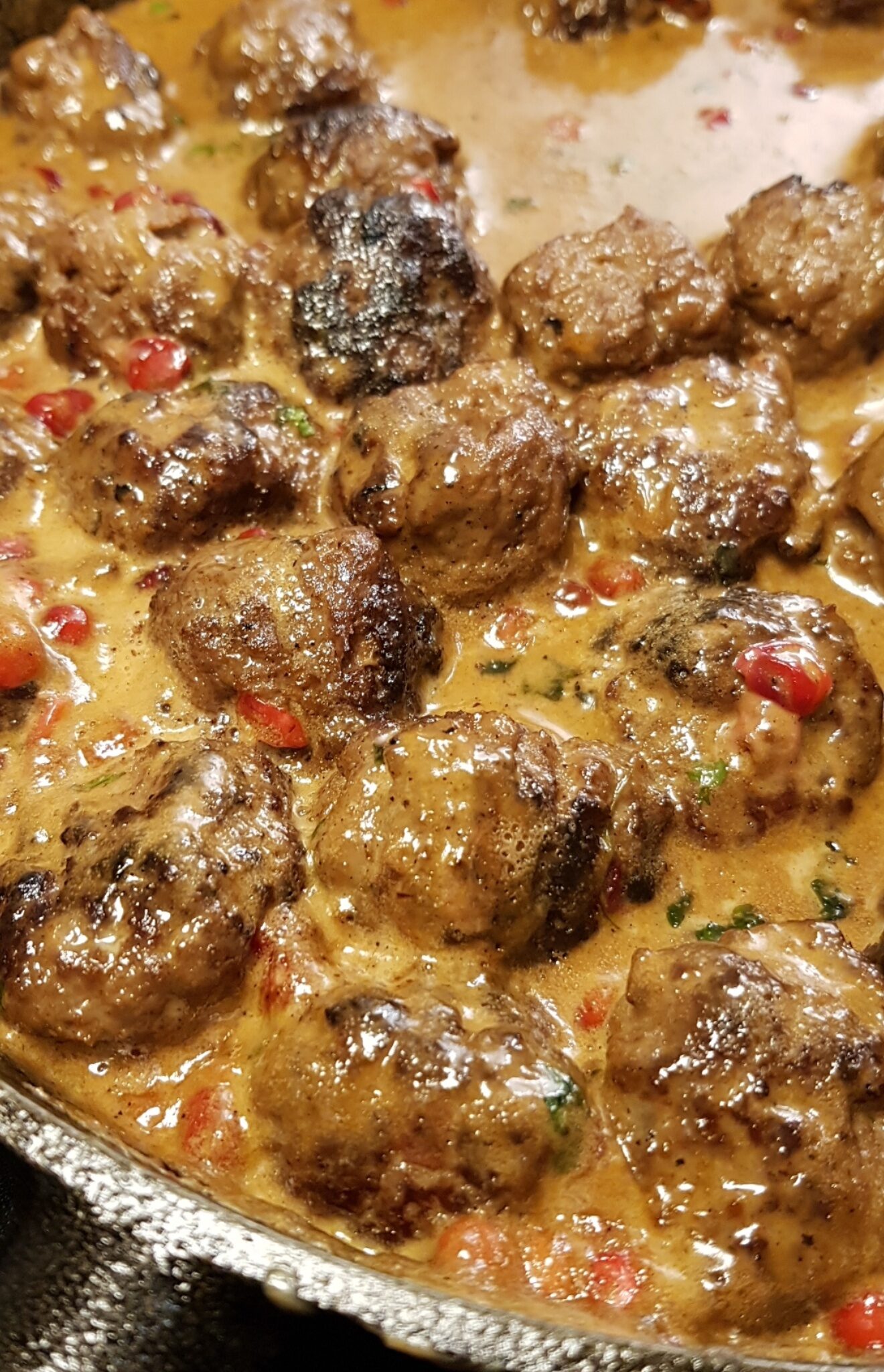 Hjortköttbullar med gräddsås av messmör och lingon – Tasteline