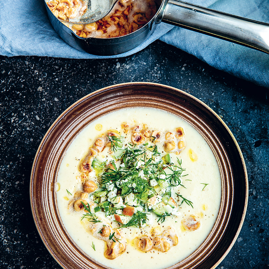 Rostad rotsellerisoppa med äpple, dill, gurka och brynt hasselnötssmör ...