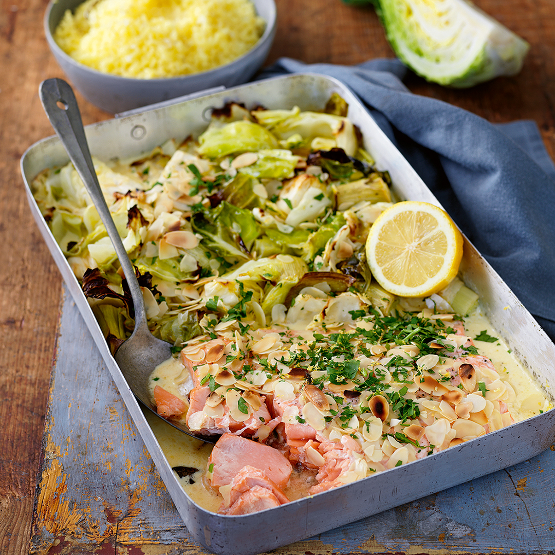 Gräddbakad lax med spetskål och mandel – Tasteline