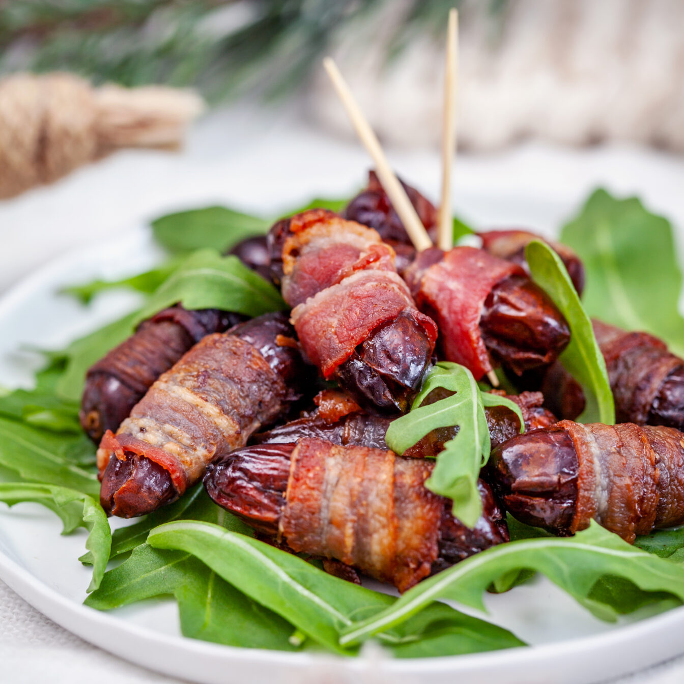 Baconstekta dadlar – Tasteline
