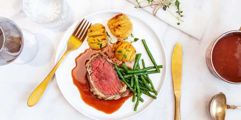 Smördegsinbakad oxfilé med hasselbackspotatis och rödvinssås – Tasteline